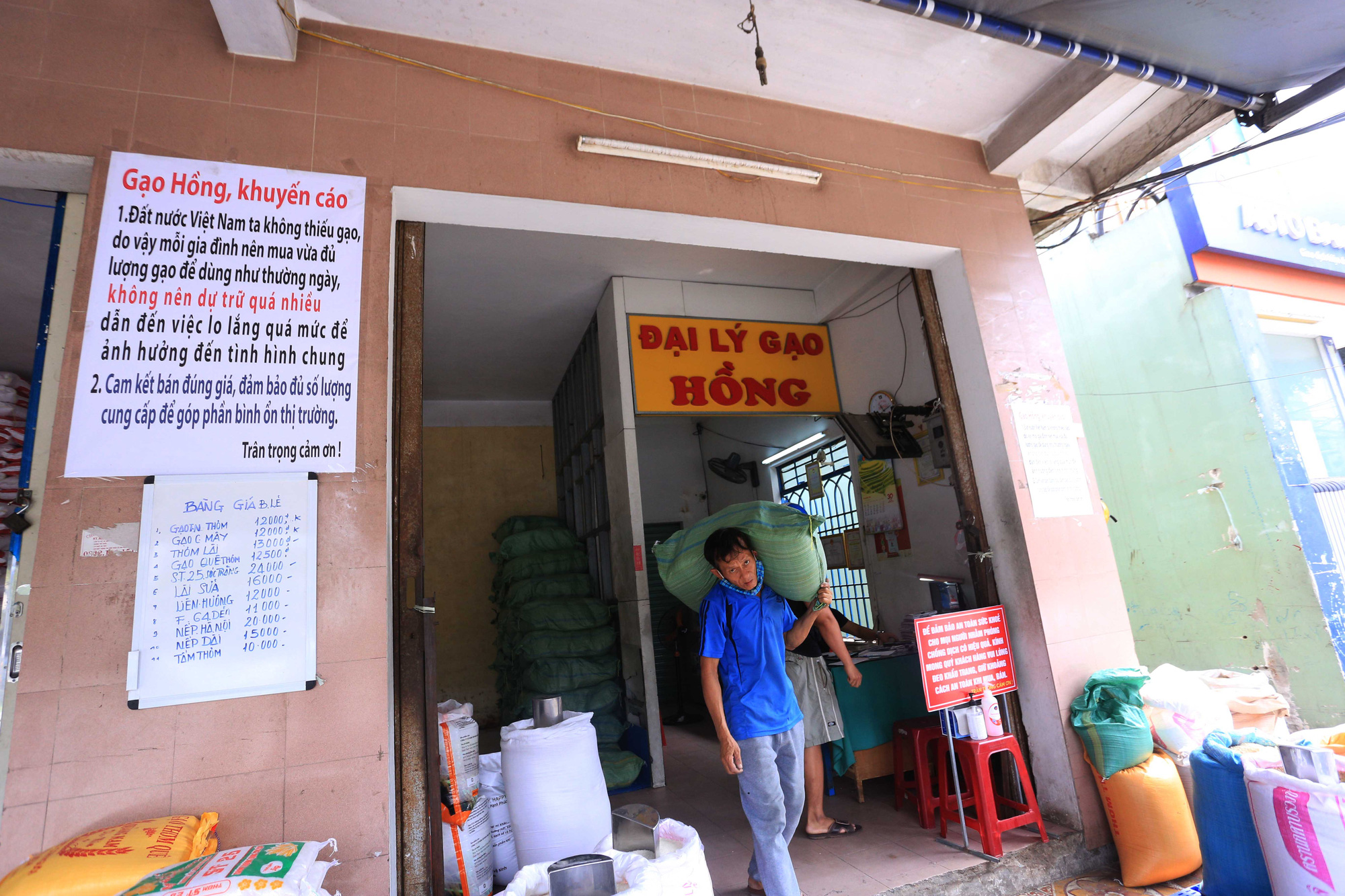 Chủ đại lý gạo ở Đà Nẵng treo tấm bảng khuyên khách không nên...mua ...