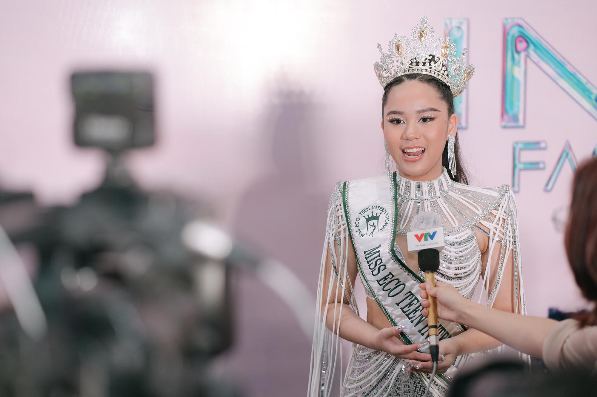 Bella Vũ khoe trình độ song ngữ khi làm phiên dịch cho các Hoa hậu quốc tế