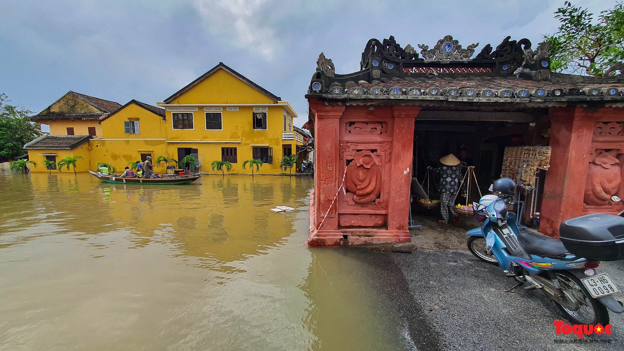 Người Hội An bảo vệ di tích trong mùa mưa bão