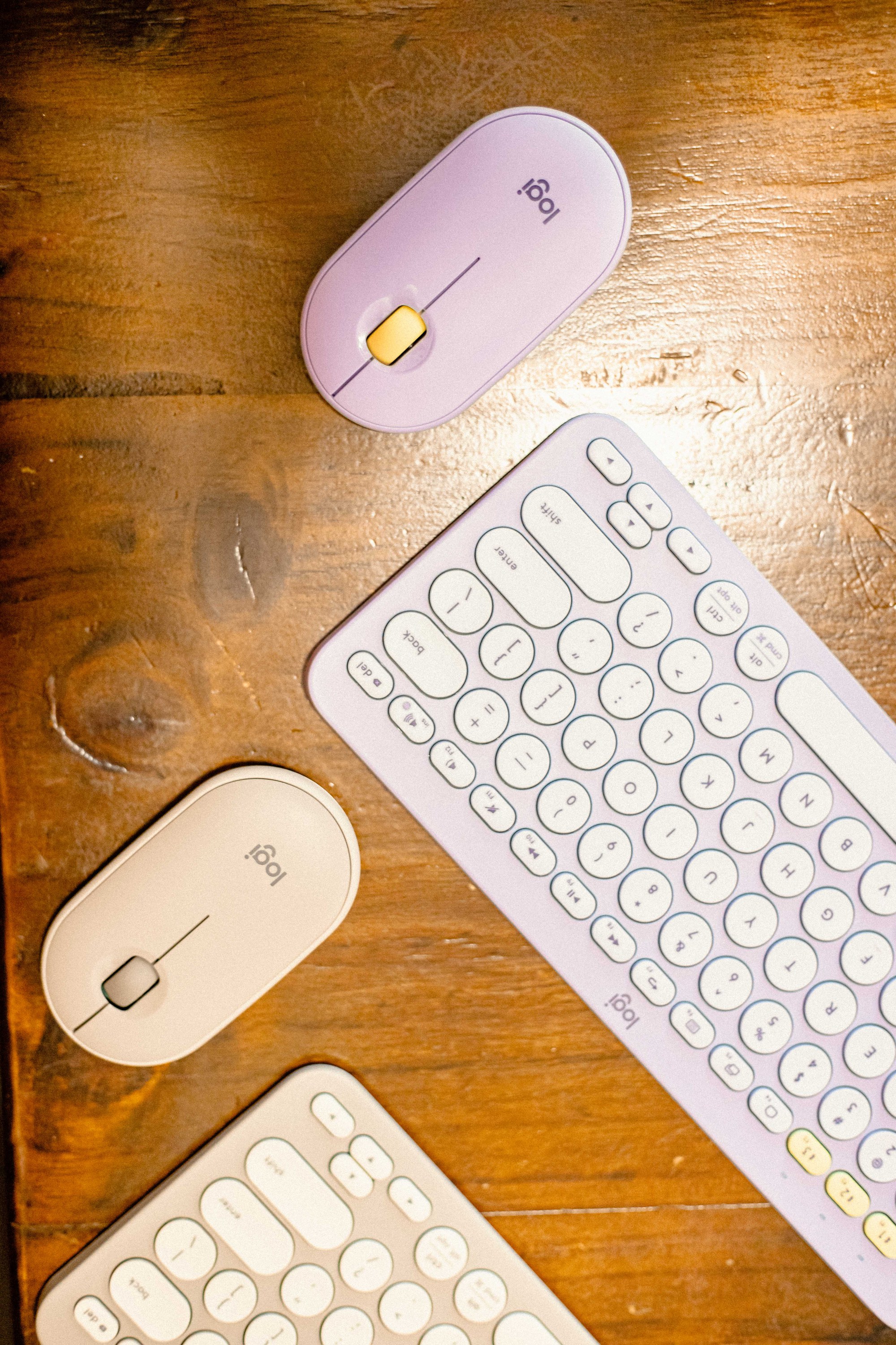 Trên tay bộ đôi chuột Pebble M350 và bàn phím K380 phiên bản màu mới ...