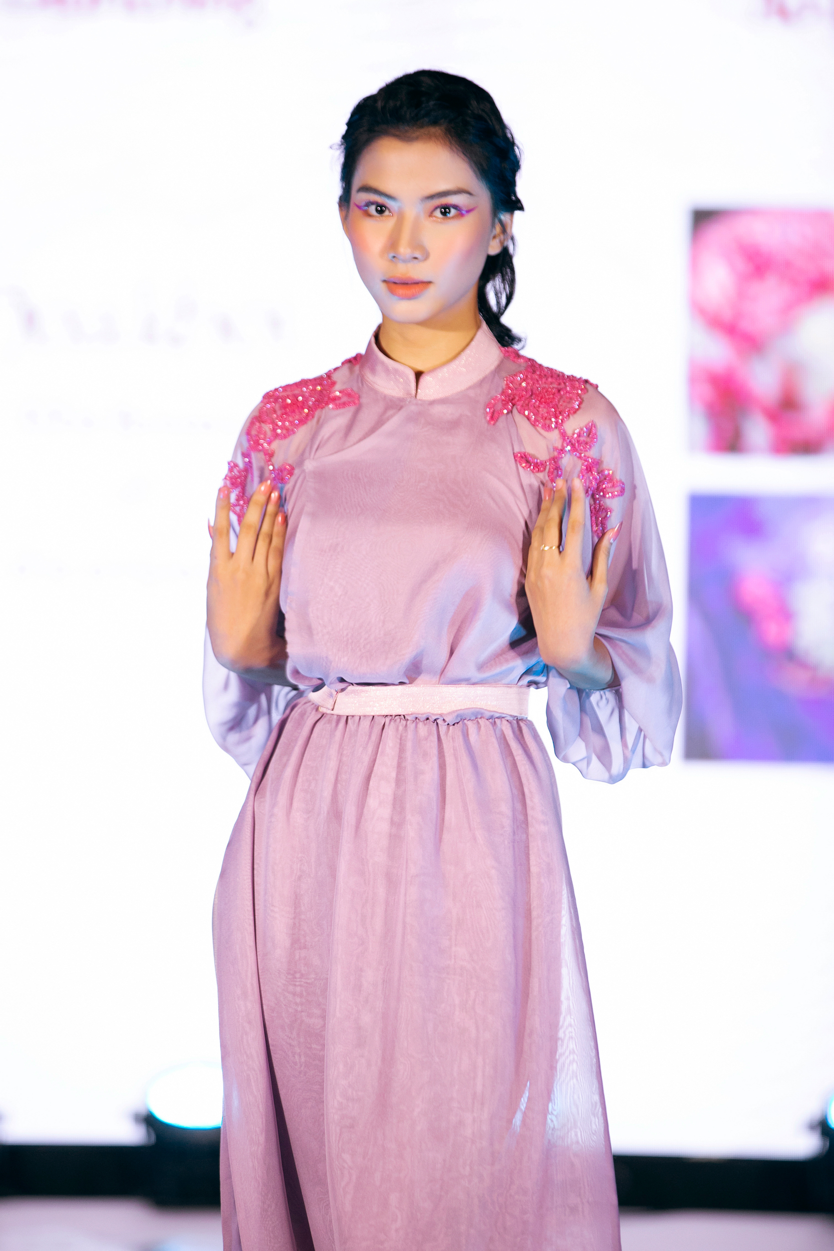 Nhà thiết kế người Ý đầu tiên tôn vinh vẻ đẹp Áo dài