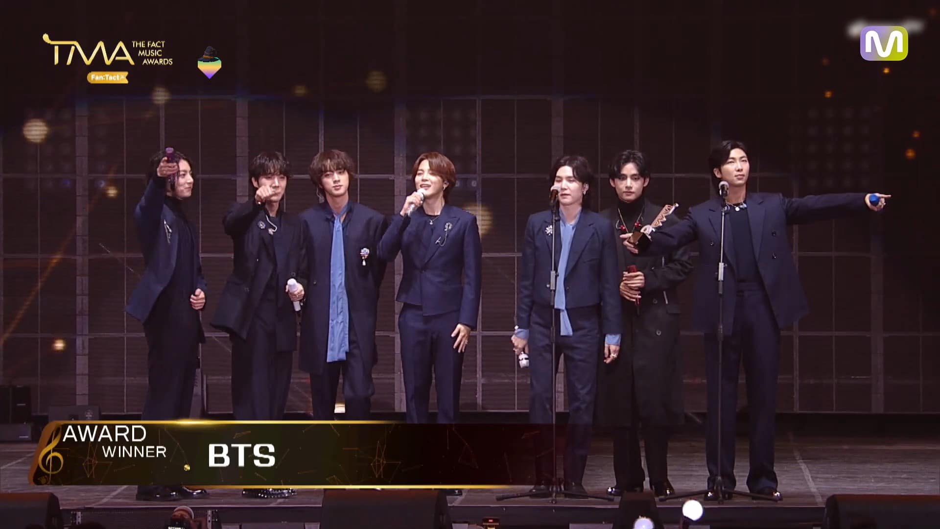 The Fact Music: BTS 5 lần liên tiếp thắng giải lớn nhất, IVE và Treasure gặp sự cố sân khấu