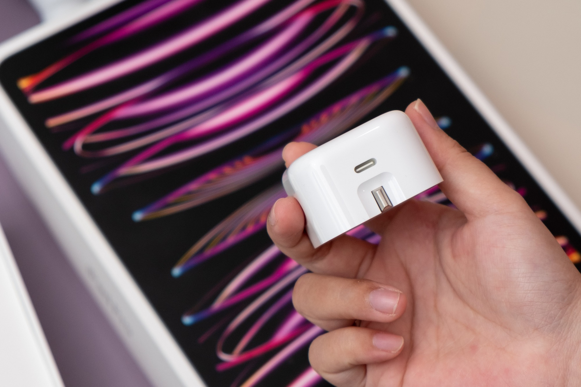 Mở hộp iPad M2 11 inch: Vẫn là thiết kế cũ, cải thiện hiệu năng nhờ chip M2