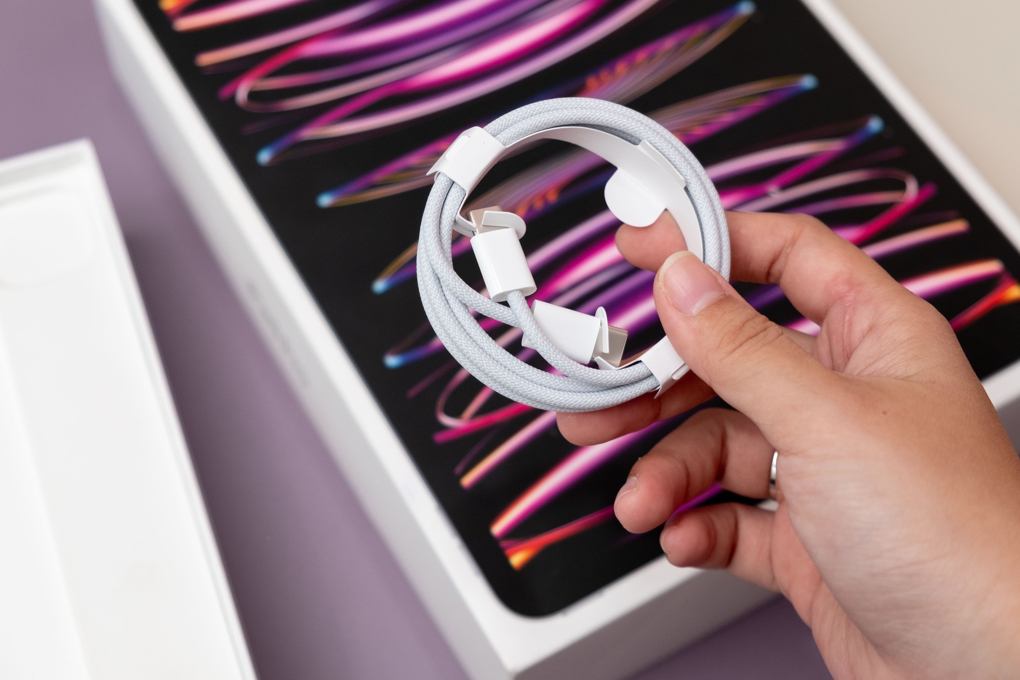 Mở hộp iPad M2 11 inch: Vẫn là thiết kế cũ, cải thiện hiệu năng nhờ chip M2