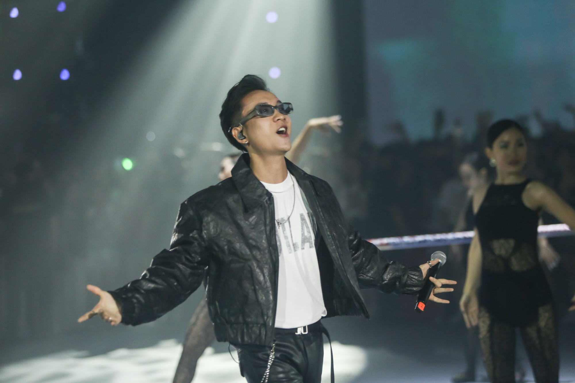 JustaTee cực nóng bỏng khi hát bài mới, Rhymastic diễn trên sân khấu ...