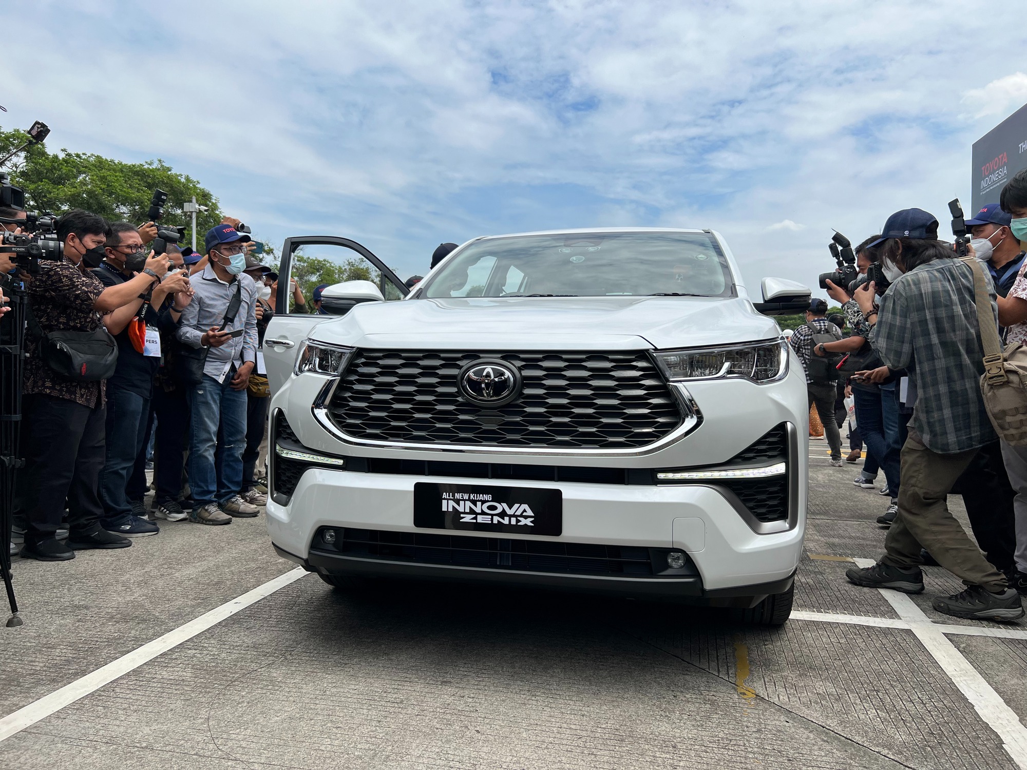 Toyota Innova 2023 ra mắt: Nhiều trang bị như xe sang, giá quy đổi từ ...