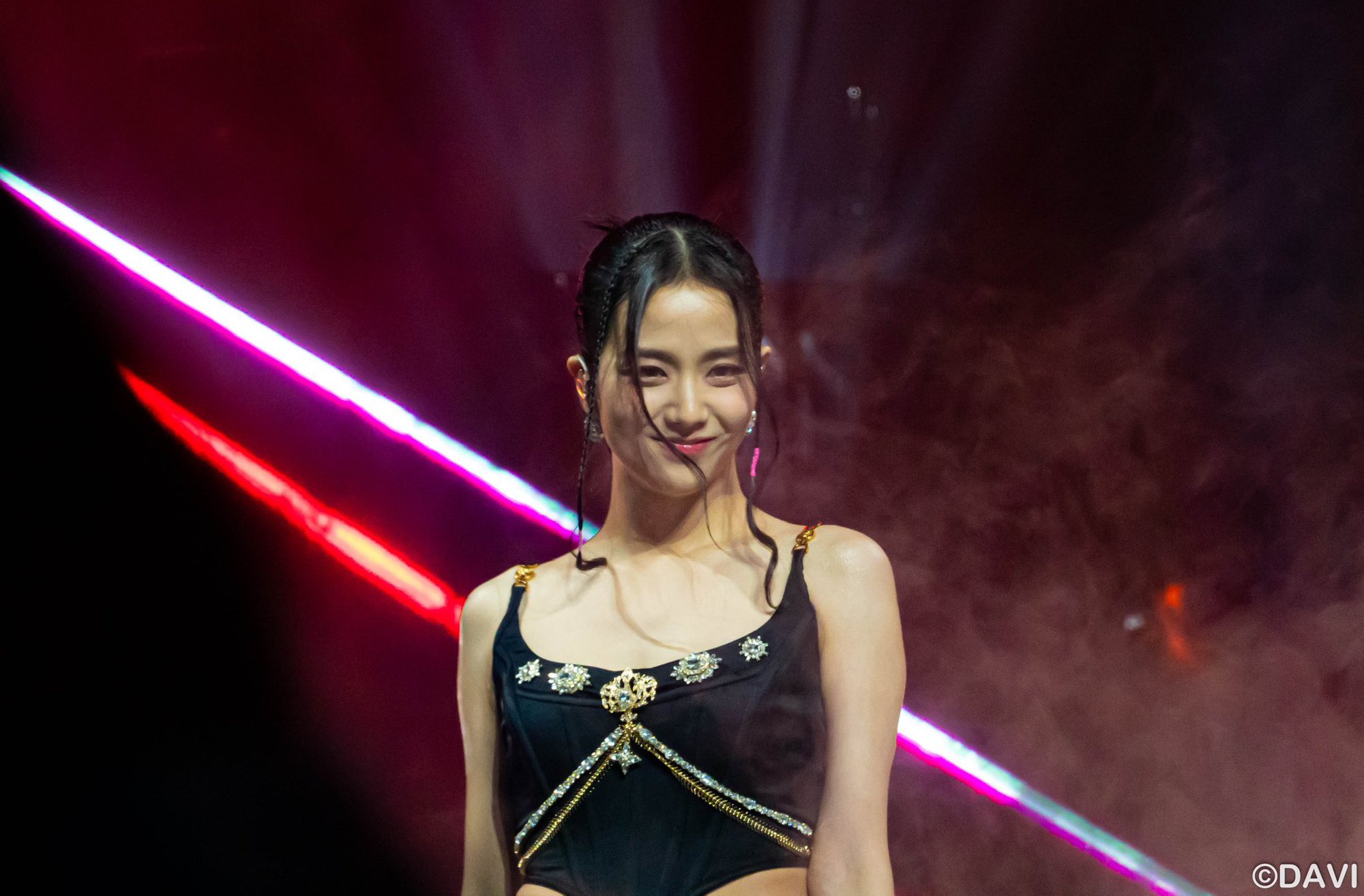 Jisoo tại concert BLACKPINK: YG lên tiếng về sức khỏe