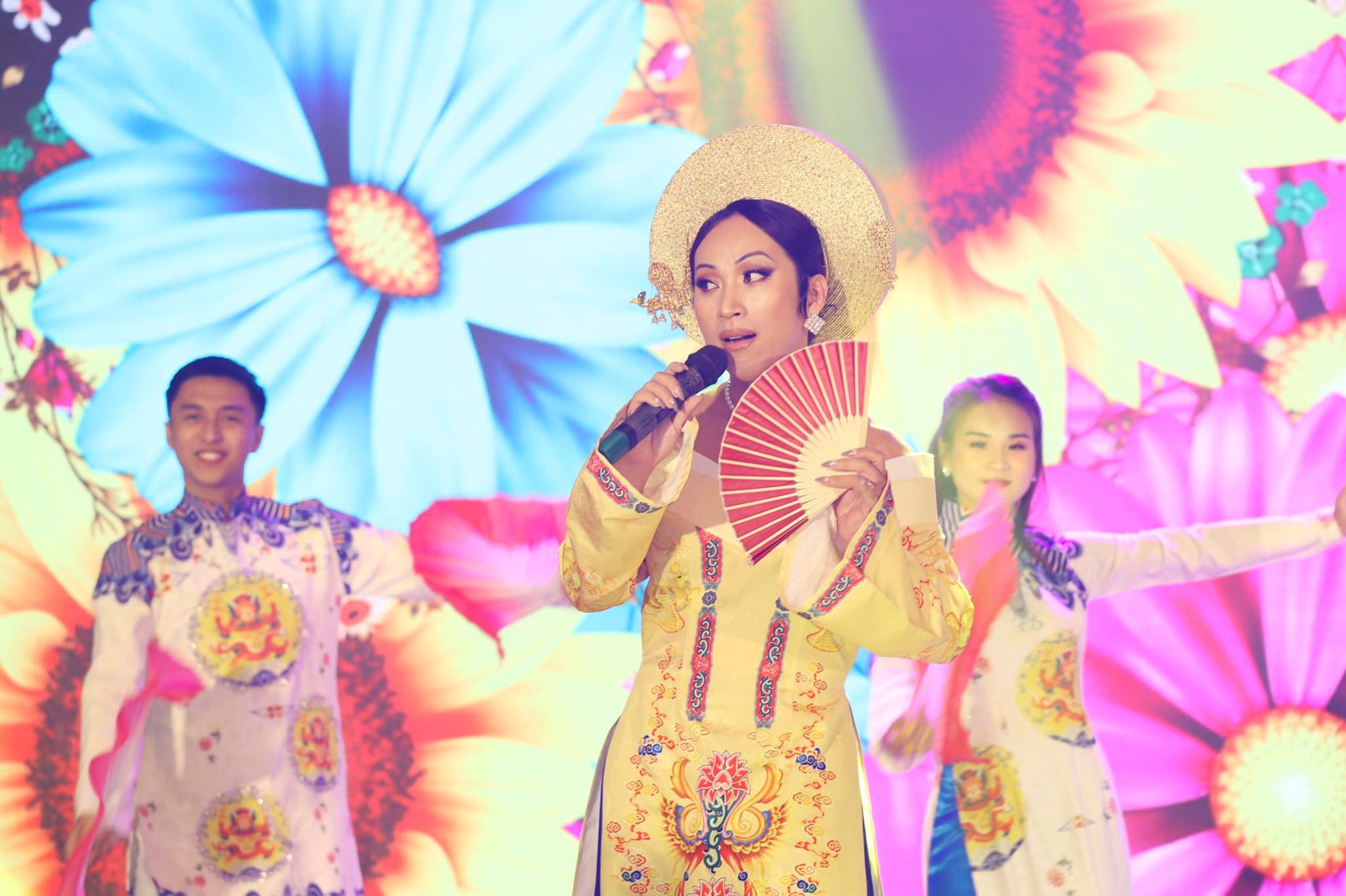 Đưa lô tô "xuất ngoại", nghệ sĩ Lộ Lộ: Có những khán giả lái xe 700 km ...