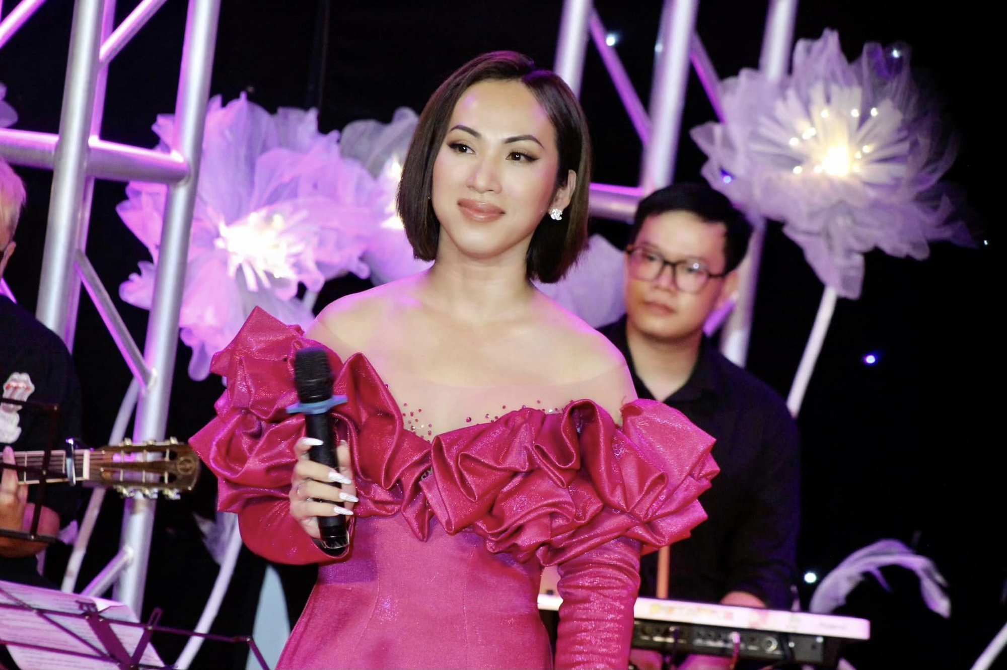 Đưa lô tô "xuất ngoại", nghệ sĩ Lộ Lộ: Có những khán giả lái xe 700 km ...