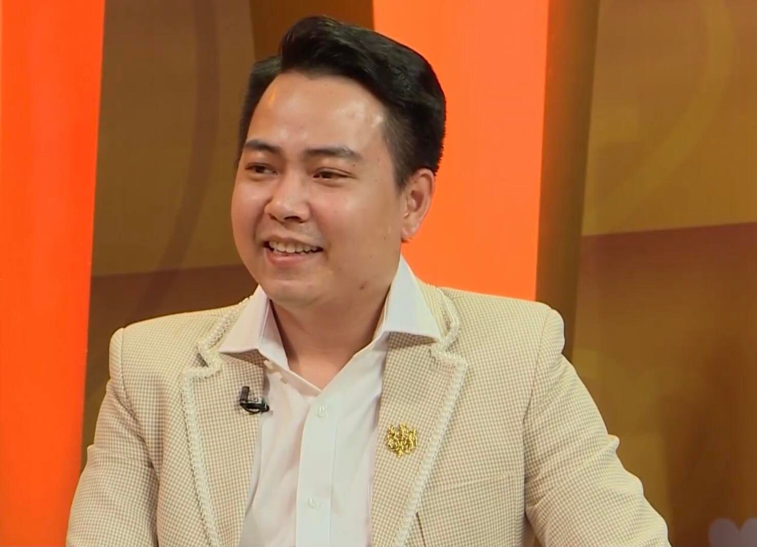 Say nắng lớp phó học tập xinh như Hoa hậu, anh chàng theo đuổi ròng rã ...