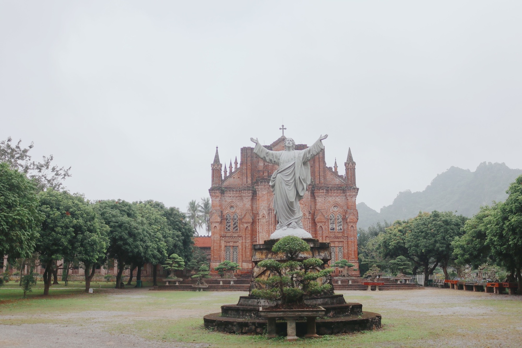 Khám phá vẻ đẹp cổ kính của nhà thờ Đan viện thánh mẫu Châu Sơn Ninh ...