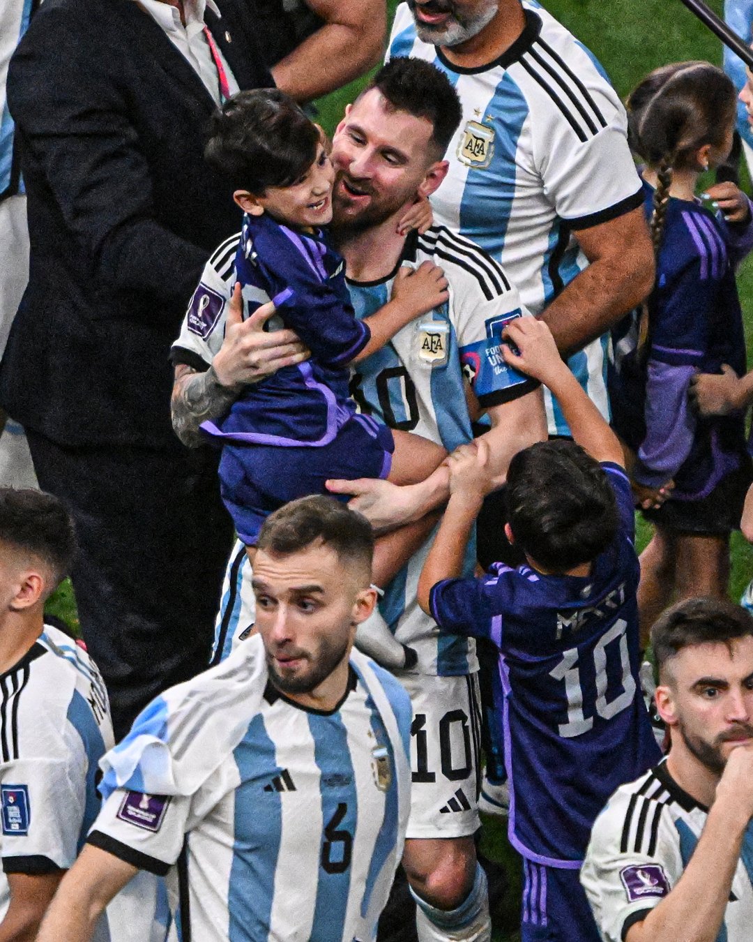 Cậu ấm nhà Messi "ngất xỉu" trên khán đài