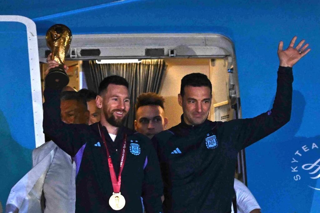 Khoảnh khắc đẹp: Messi cưng nựng cúp vô địch World Cup như báu vật tại ...