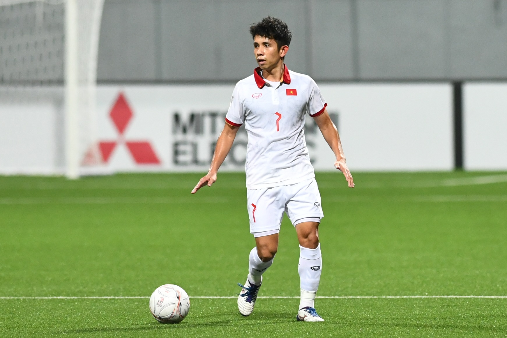 Phan Văn Đức sút hụt hài hước, lỡ thời cơ vàng ghi bàn cho ĐT Việt Nam