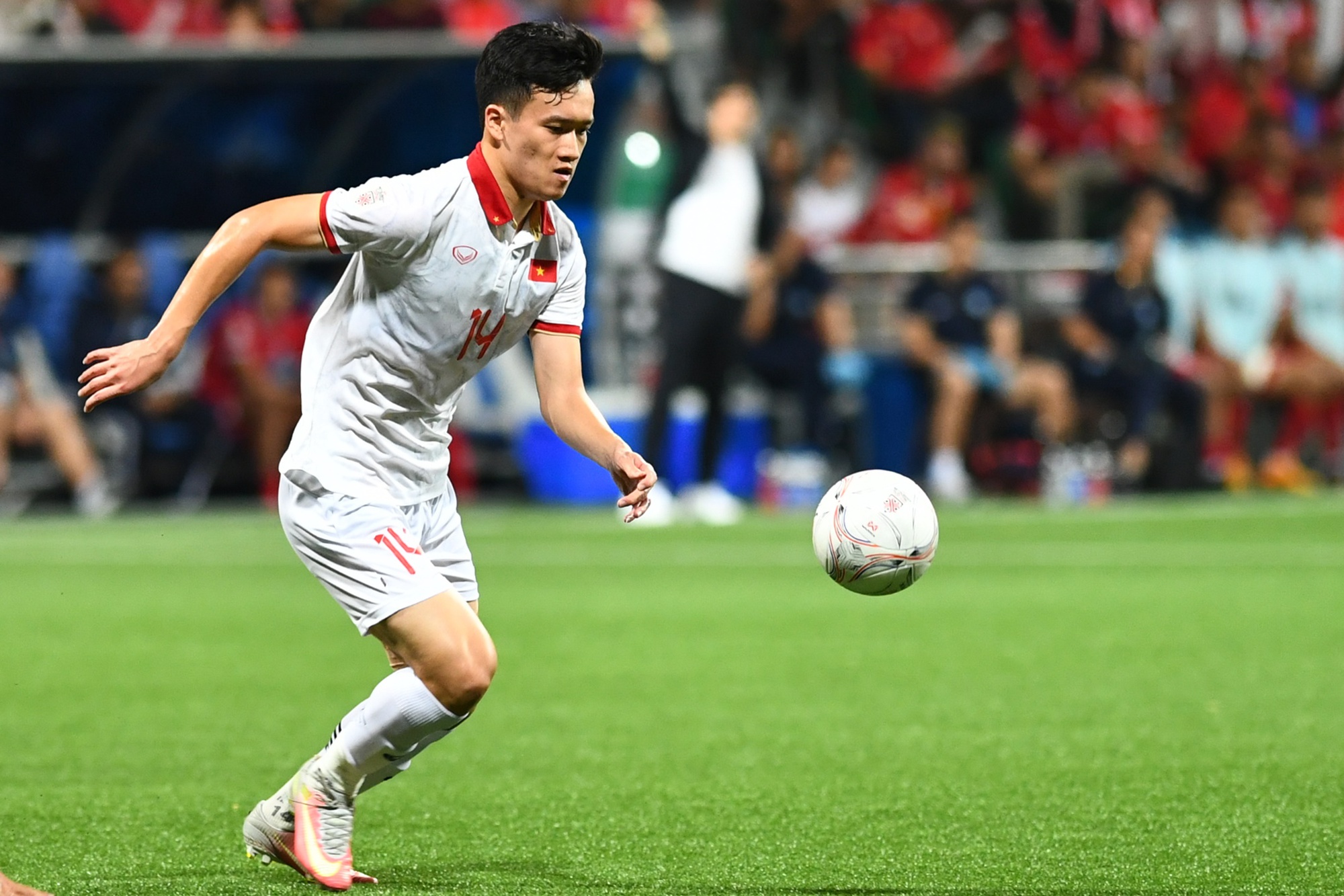 Phan Văn Đức sút hụt hài hước, lỡ thời cơ vàng ghi bàn cho ĐT Việt Nam