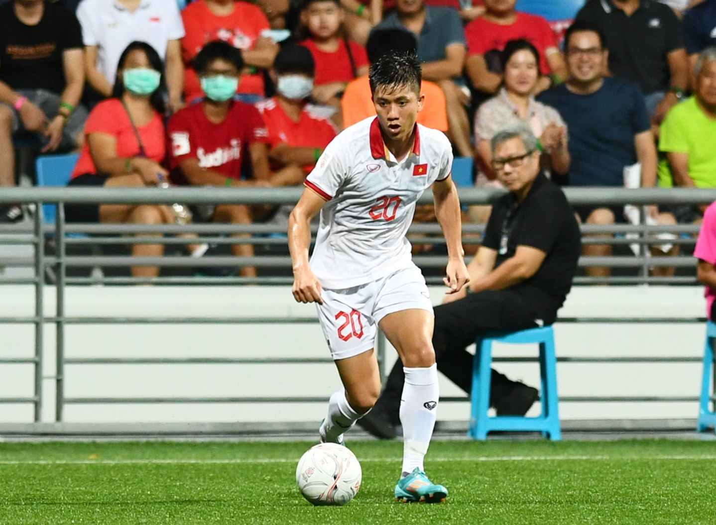 Phan Văn Đức sút hụt hài hước, lỡ thời cơ vàng ghi bàn cho ĐT Việt Nam