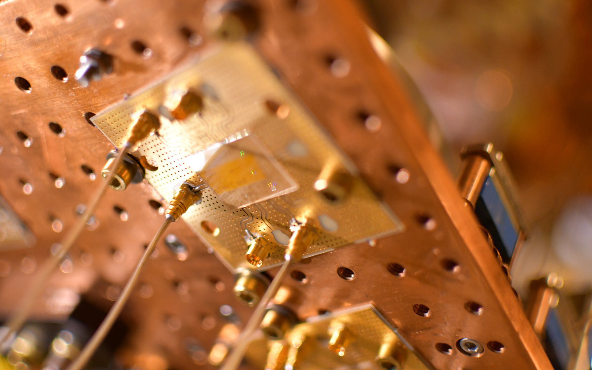Harvard phát triển thành công chip sóng âm, tương thích cả với máy tính ...