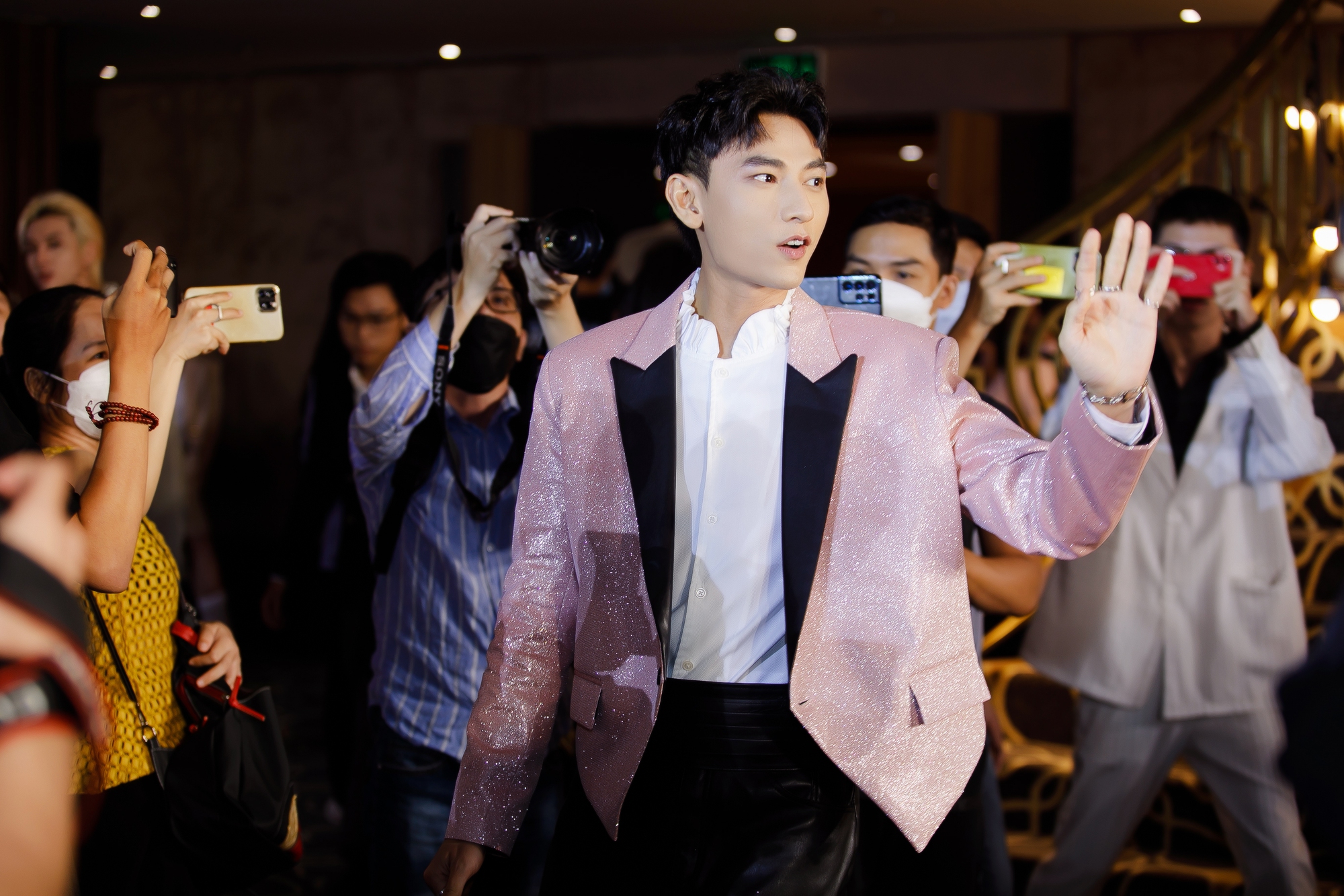 Isaac xin khán giả "đừng khen đẹp trai nữa, để tôi có hit quốc dân đi"