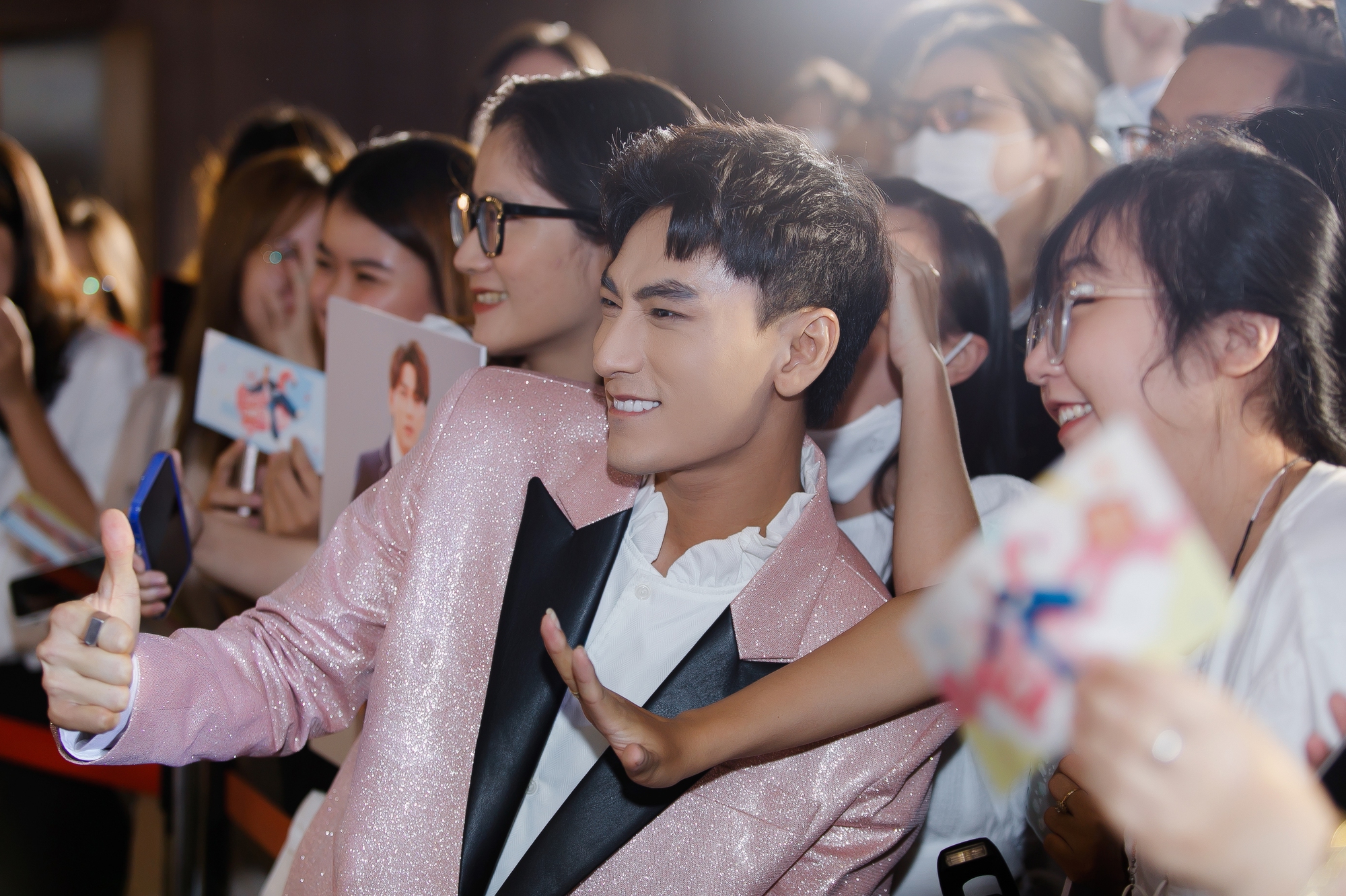 Isaac xin khán giả "đừng khen đẹp trai nữa, để tôi có hit quốc dân đi"