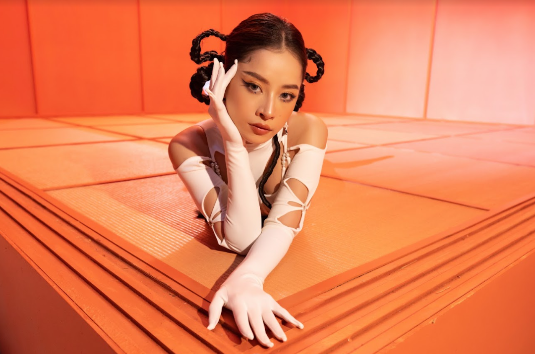 Chi Pu tung MV Sashimi: Ý tưởng giống 1 MV Kpop, hát không nghe rõ lời