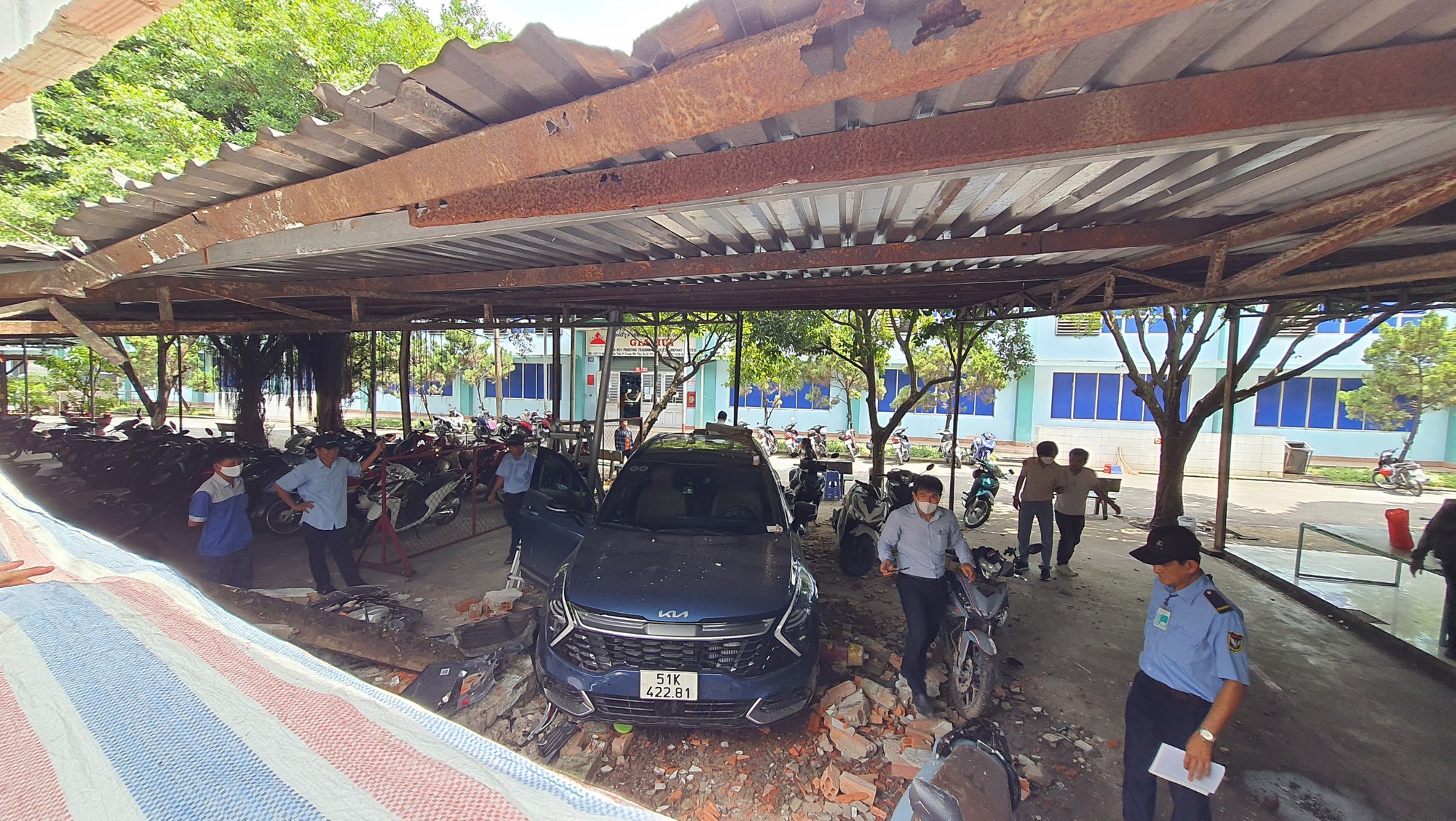 TP.HCM: Ô tô lùi tông thủng tường, lùa nhiều xe máy, 1 người bị thương