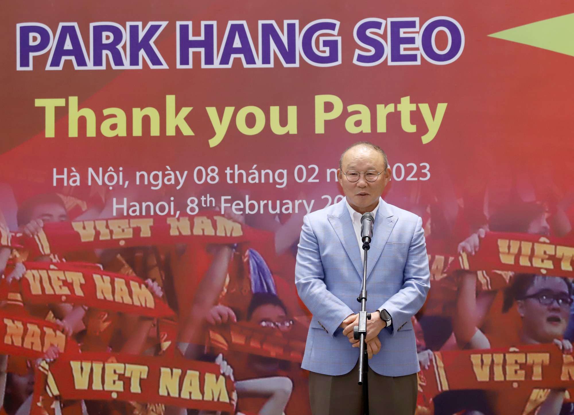 HLV Park Hang-seo và trợ lý Lee Young-jin nhận bằng khen trước khi chia tay Việt Nam
