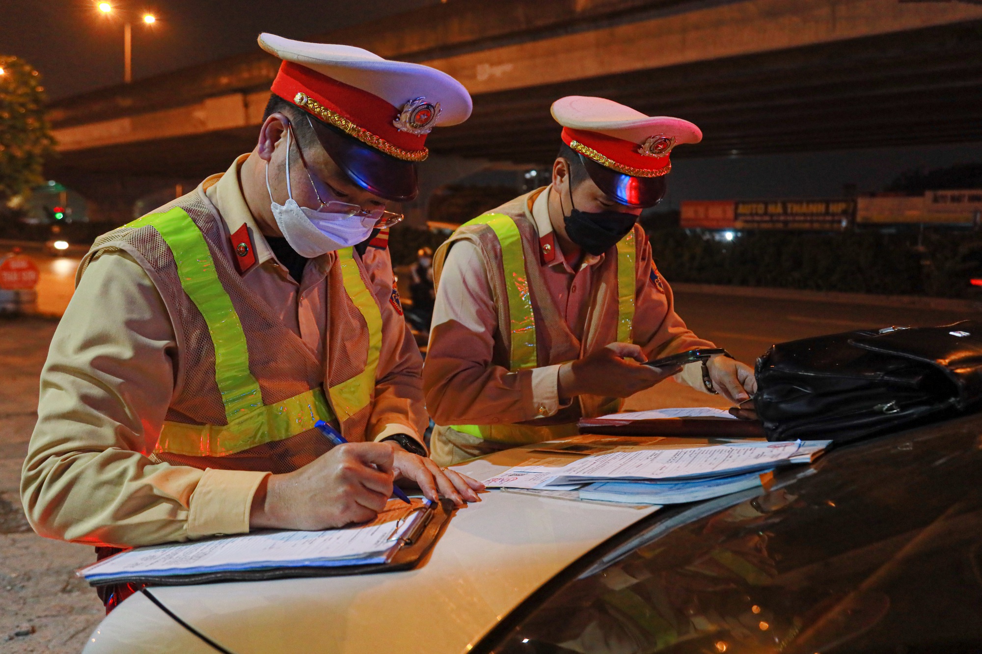 Hà Nội: Xin bỏ qua vi phạm bất thành, tài xế "cố thủ" hơn 1 giờ đồng hồ