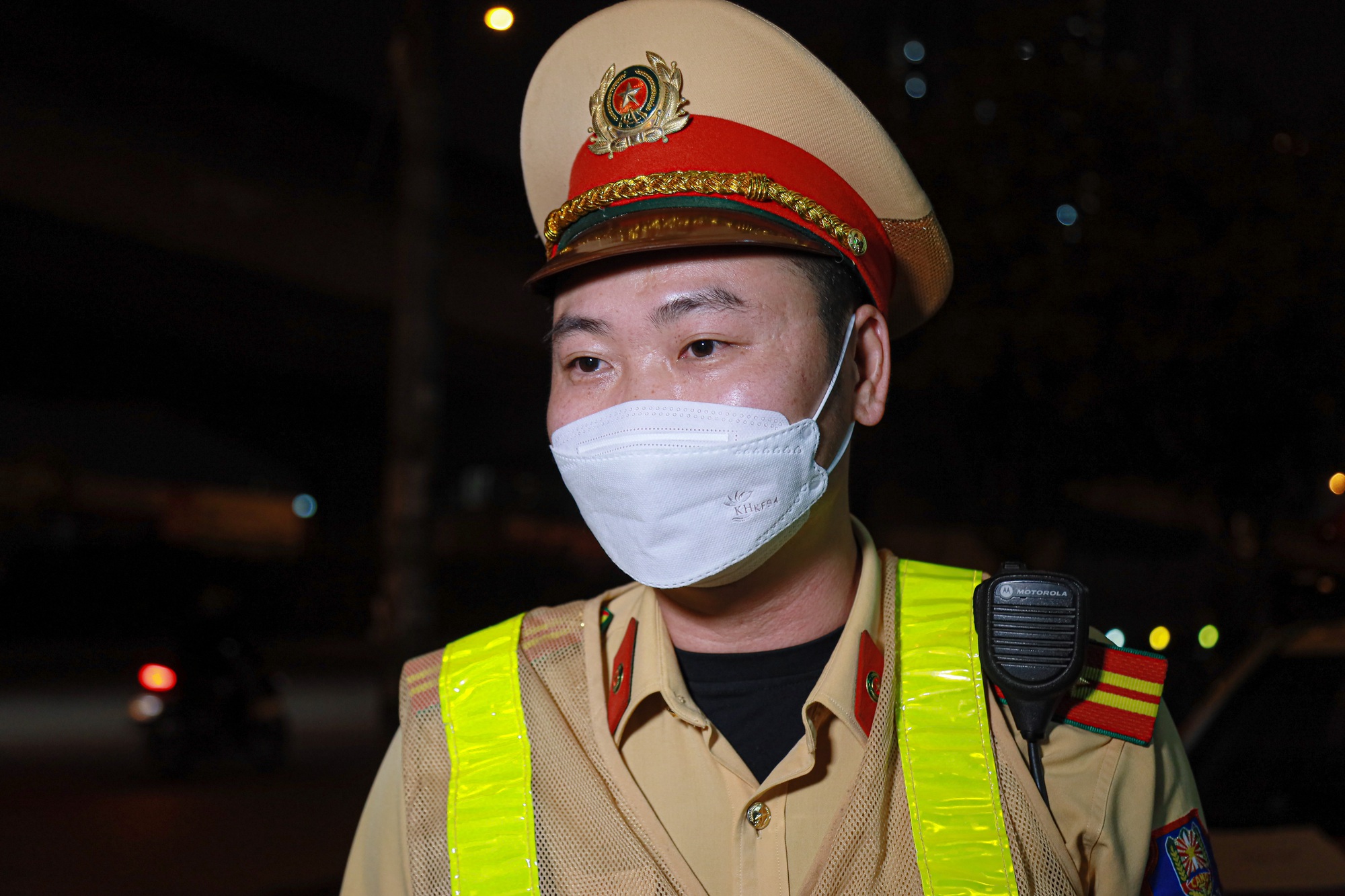 Hà Nội: Xin bỏ qua vi phạm bất thành, tài xế "cố thủ" hơn 1 giờ đồng hồ