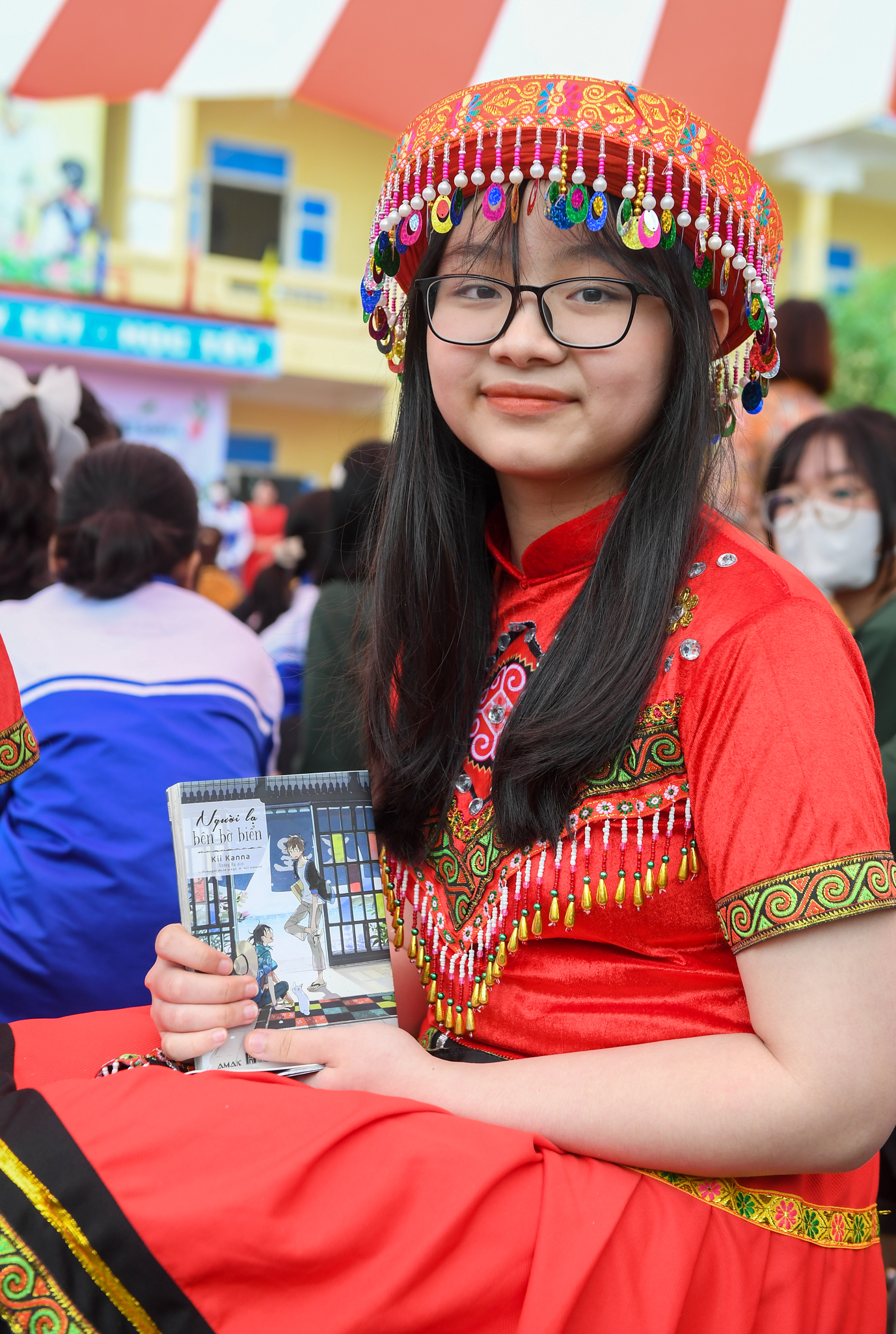 Học sinh Phú Thọ ào lên sân khấu, thi tâng bóng, oẳn tù tì để nhận sách ...