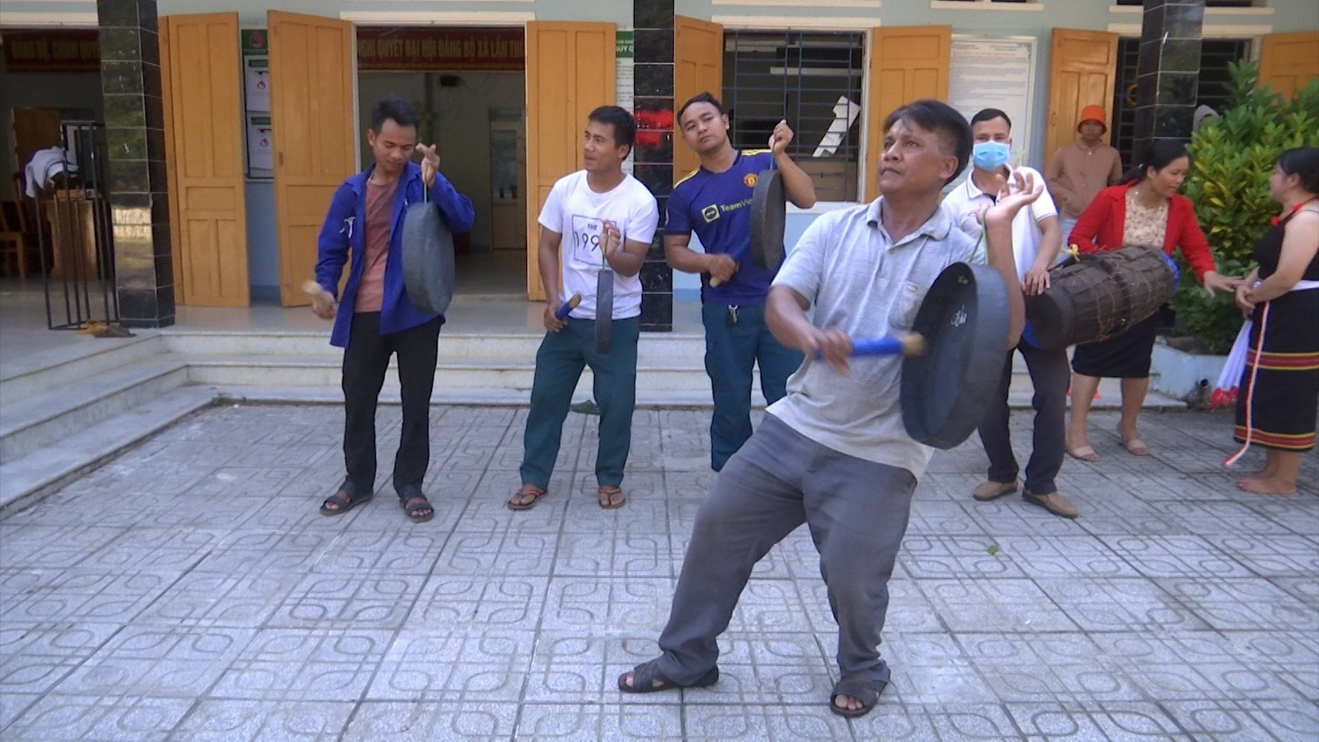 Giữ tiếng cồng chiêng cho đời sau