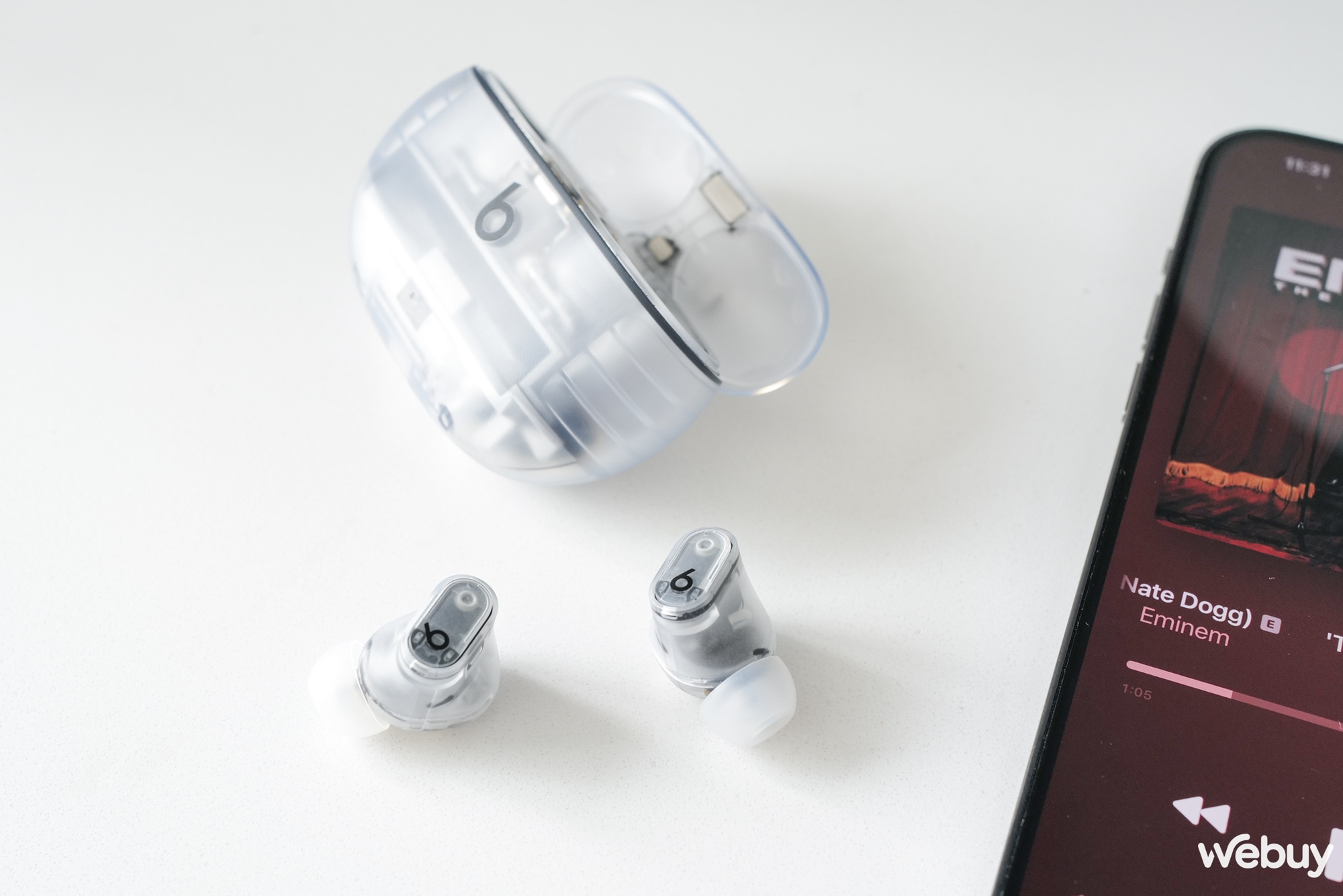 Mở hộp Beats Studio Buds + màu trong suốt độc đáo chưa bán tại Việt Nam