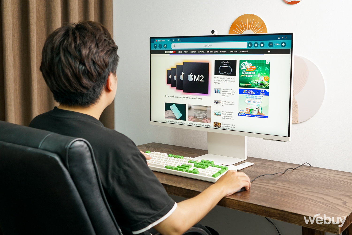 'Trên bàn' màn hình kiêm TV Samsung Smart Monitor M8 2023