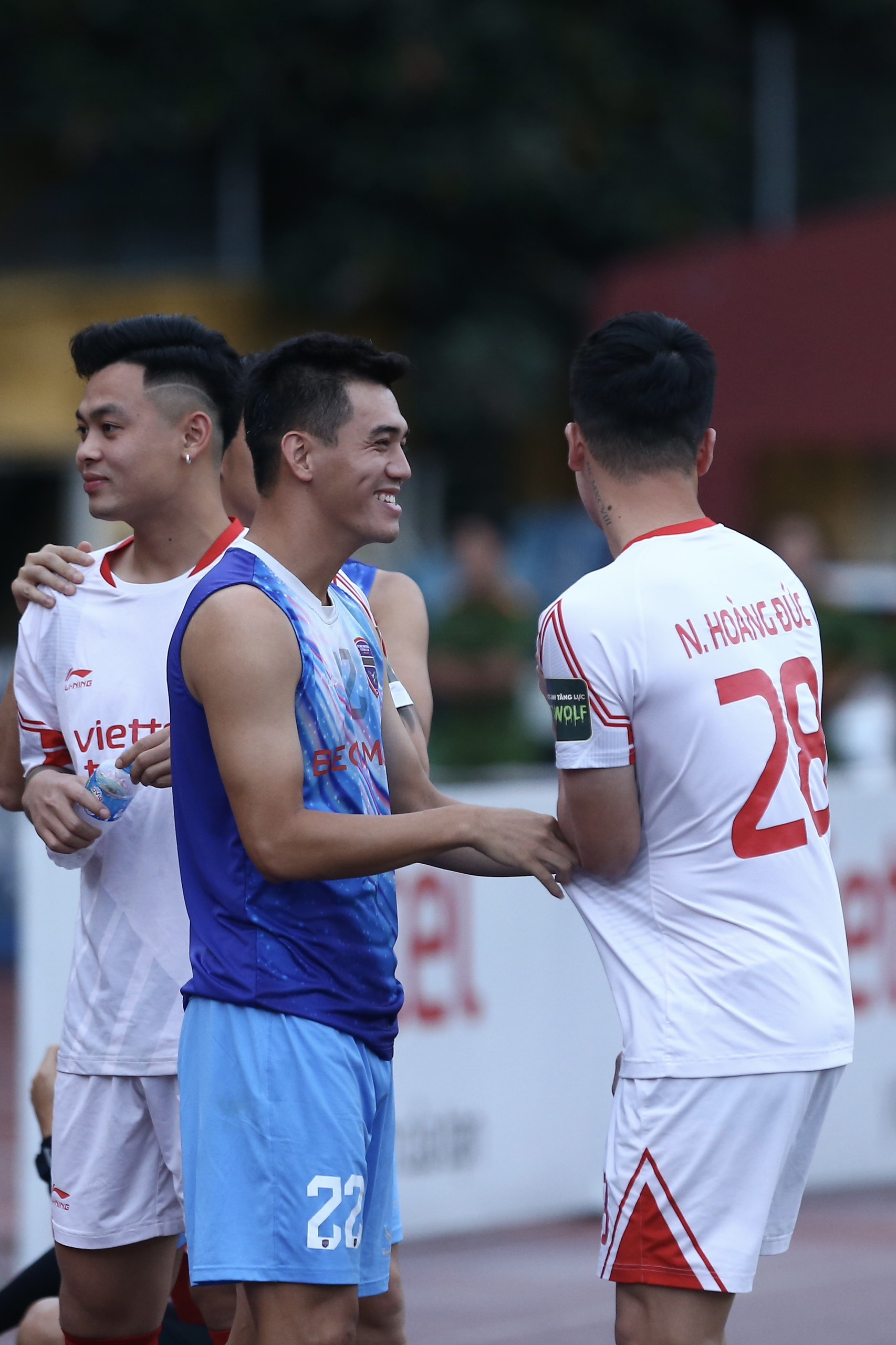 Tiến Linh vui vẻ ôm chầm lấy Hoàng Đức khi hội ngộ trên sân Hàng Đẫy