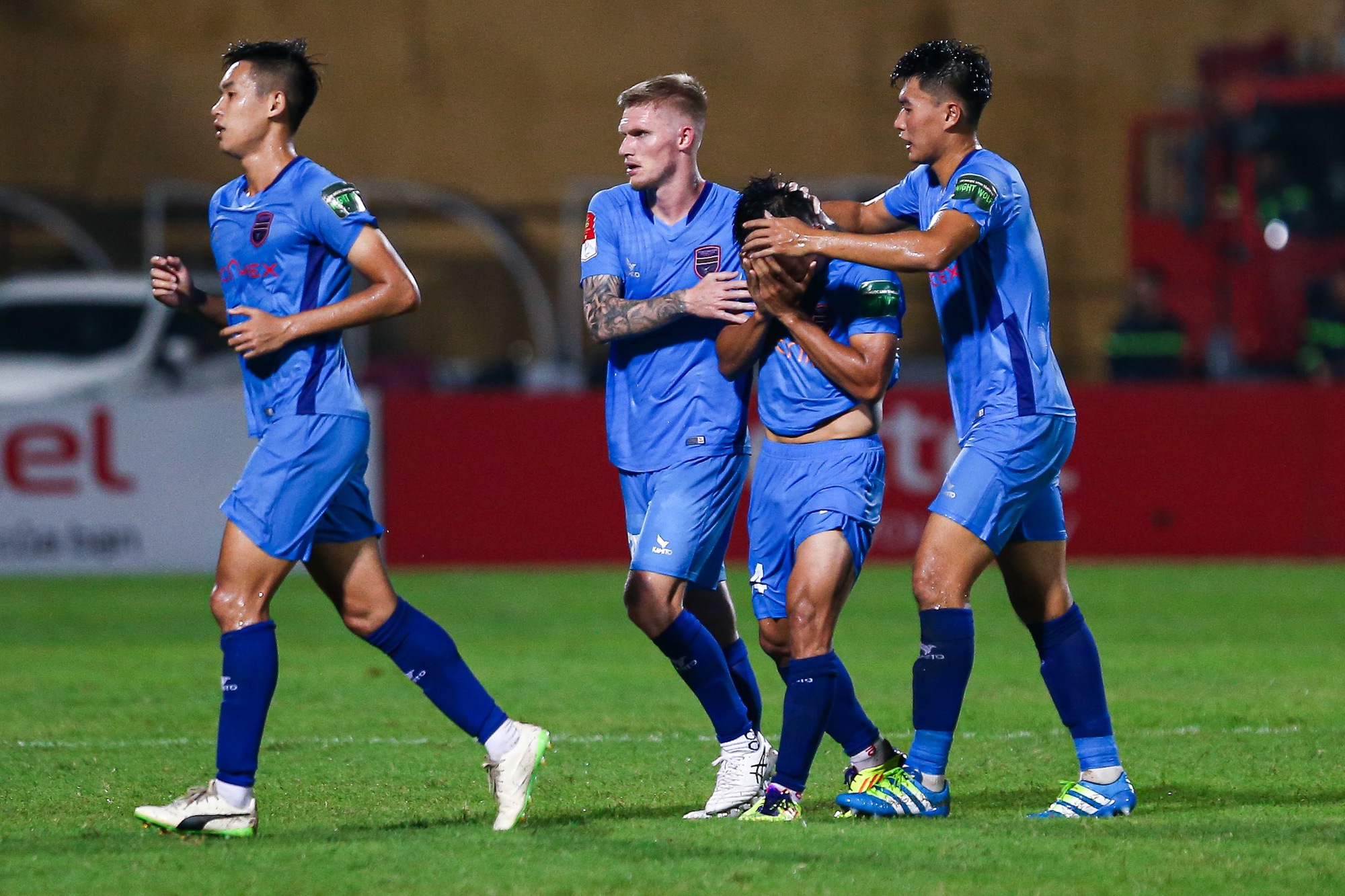 Tiến Linh vui vẻ ôm chầm lấy Hoàng Đức khi hội ngộ trên sân Hàng Đẫy