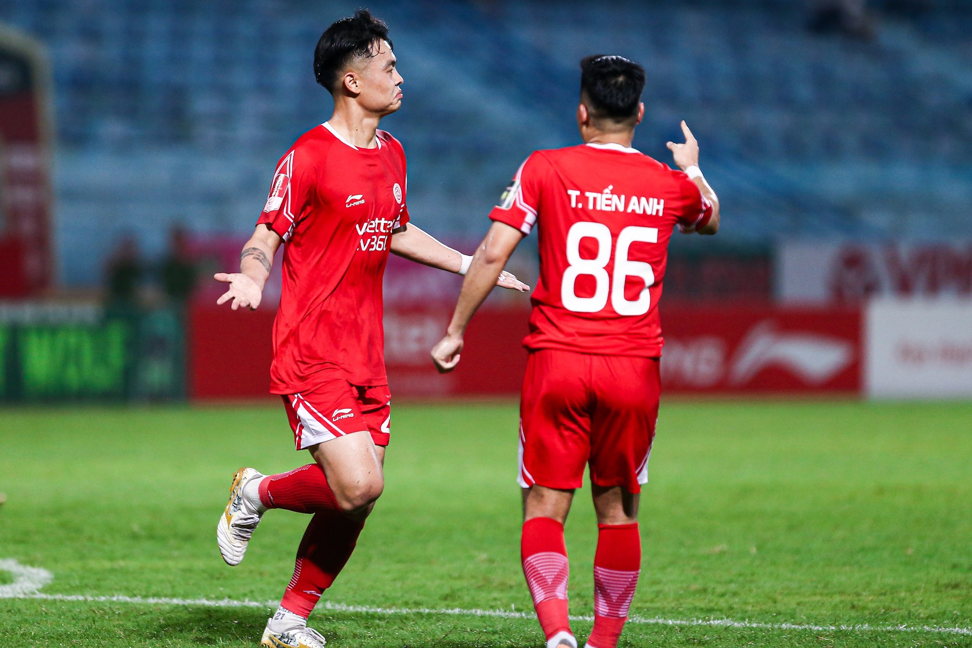 Tiến Linh vui vẻ ôm chầm lấy Hoàng Đức khi hội ngộ trên sân Hàng Đẫy