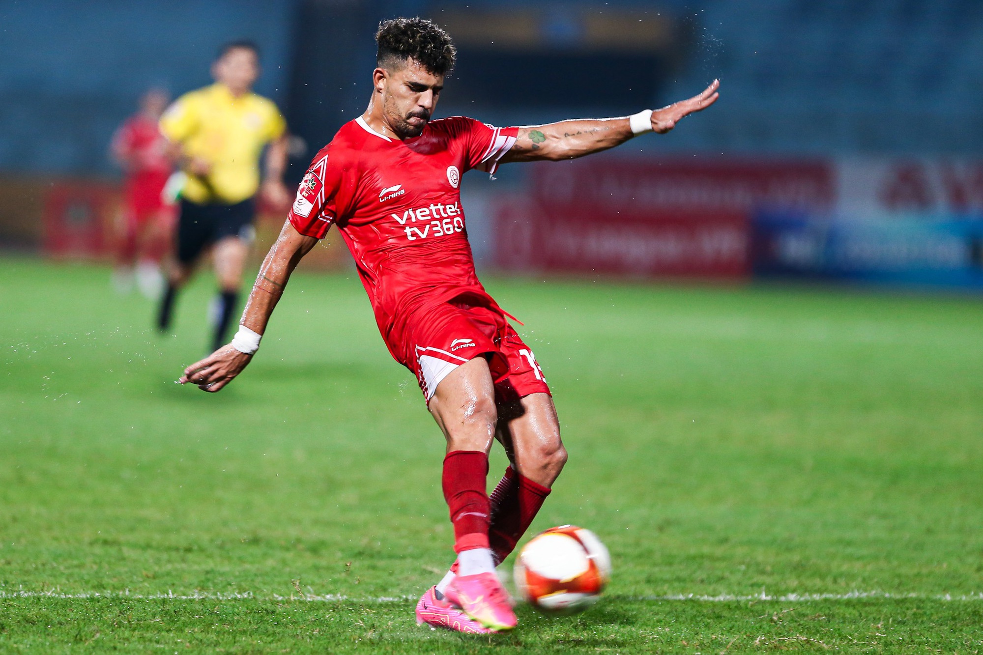 Tiến Linh vui vẻ ôm chầm lấy Hoàng Đức khi hội ngộ trên sân Hàng Đẫy