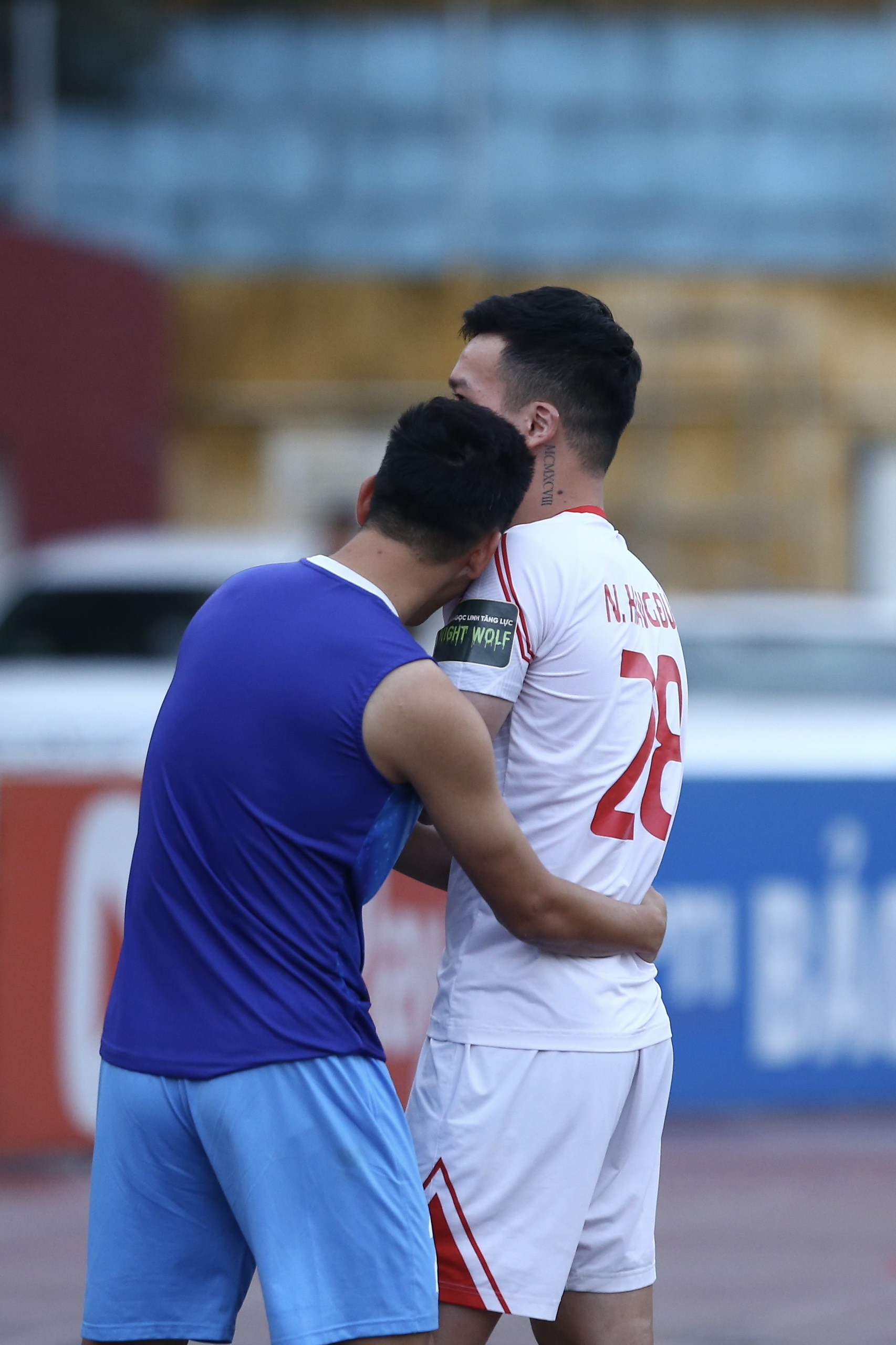 Tiến Linh vui vẻ ôm chầm lấy Hoàng Đức khi hội ngộ trên sân Hàng Đẫy