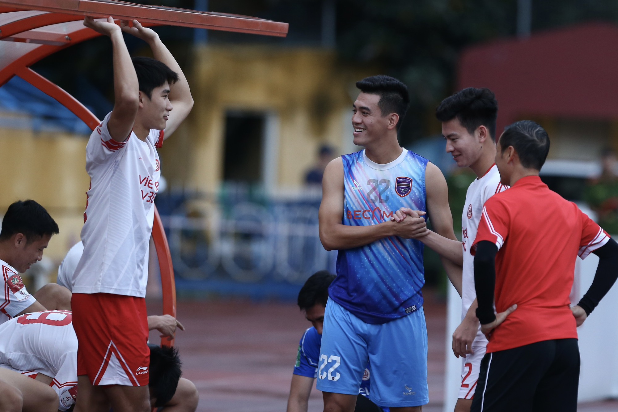 Tiến Linh vui vẻ ôm chầm lấy Hoàng Đức khi hội ngộ trên sân Hàng Đẫy