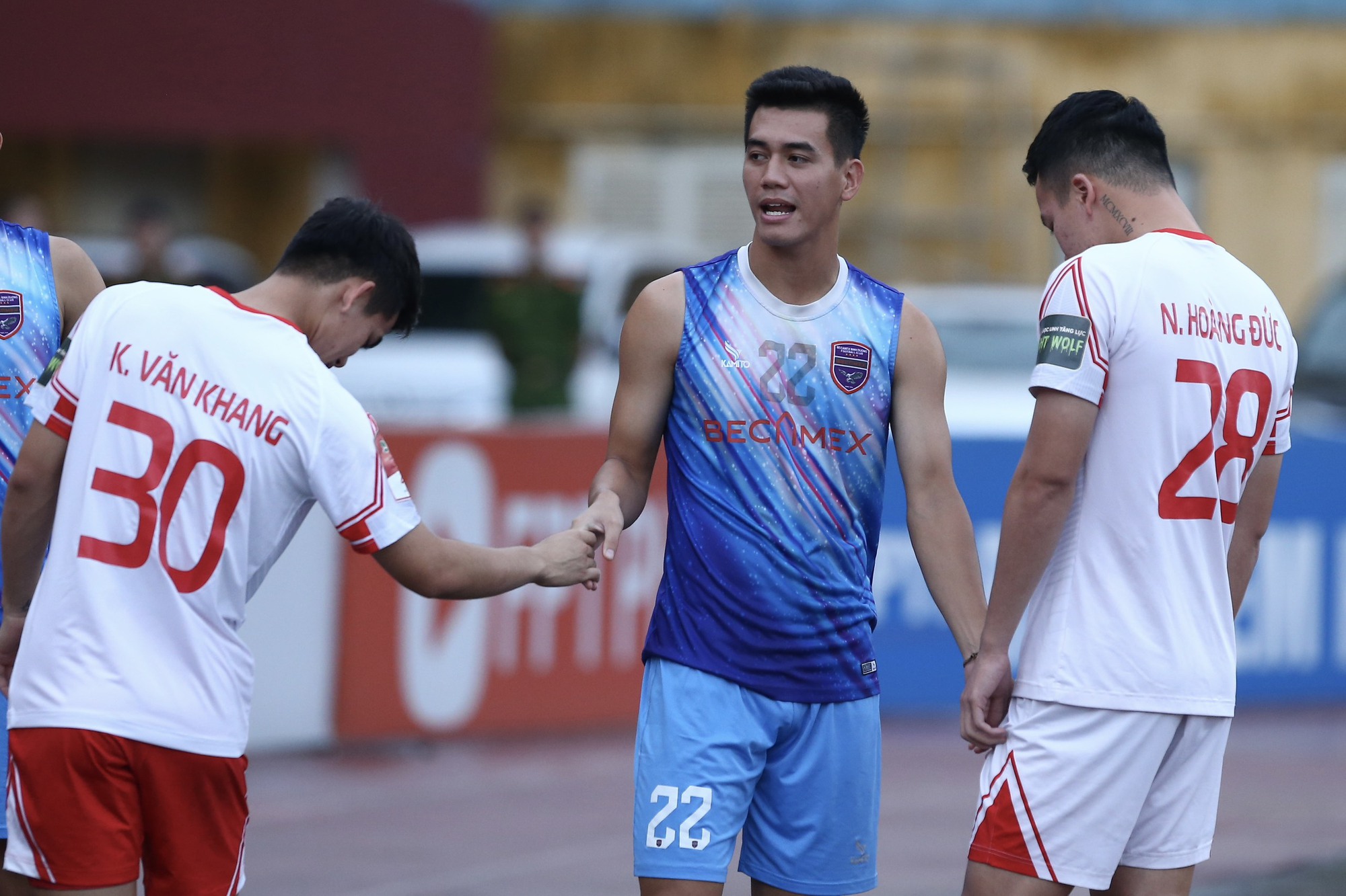 Tiến Linh vui vẻ ôm chầm lấy Hoàng Đức khi hội ngộ trên sân Hàng Đẫy