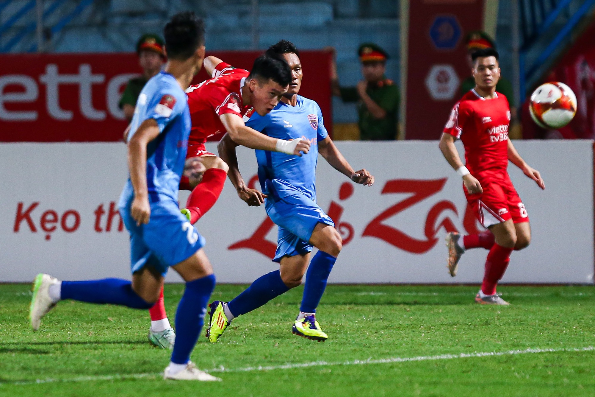 Tiến Linh vui vẻ ôm chầm lấy Hoàng Đức khi hội ngộ trên sân Hàng Đẫy