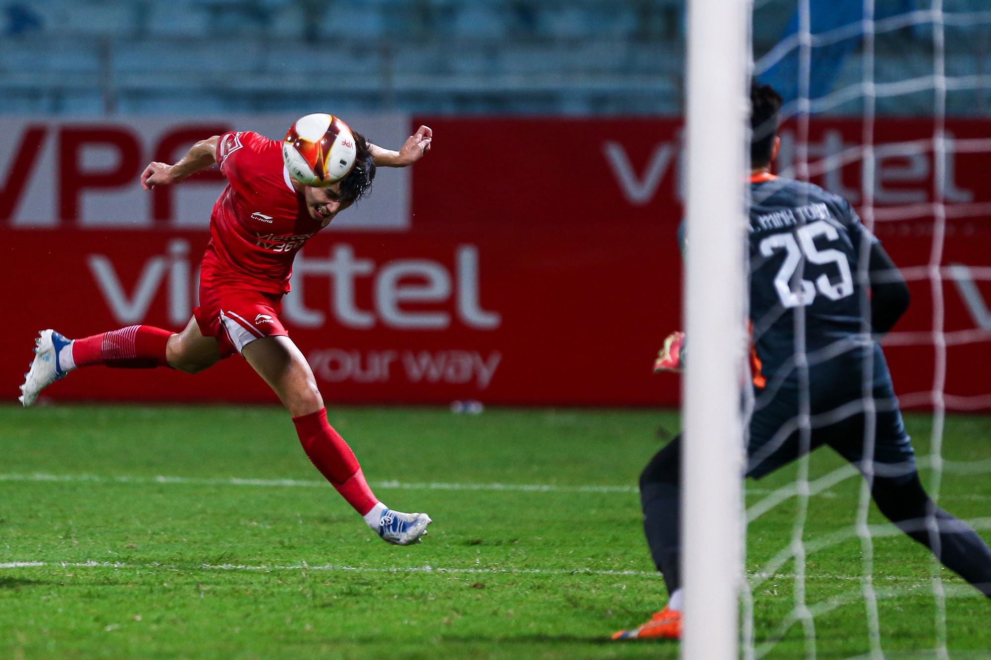 Tiến Linh vui vẻ ôm chầm lấy Hoàng Đức khi hội ngộ trên sân Hàng Đẫy