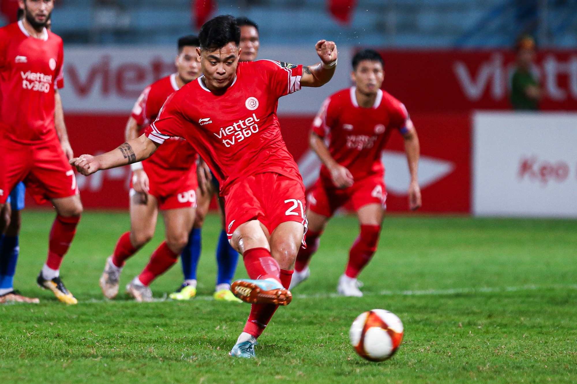 Tiến Linh vui vẻ ôm chầm lấy Hoàng Đức khi hội ngộ trên sân Hàng Đẫy