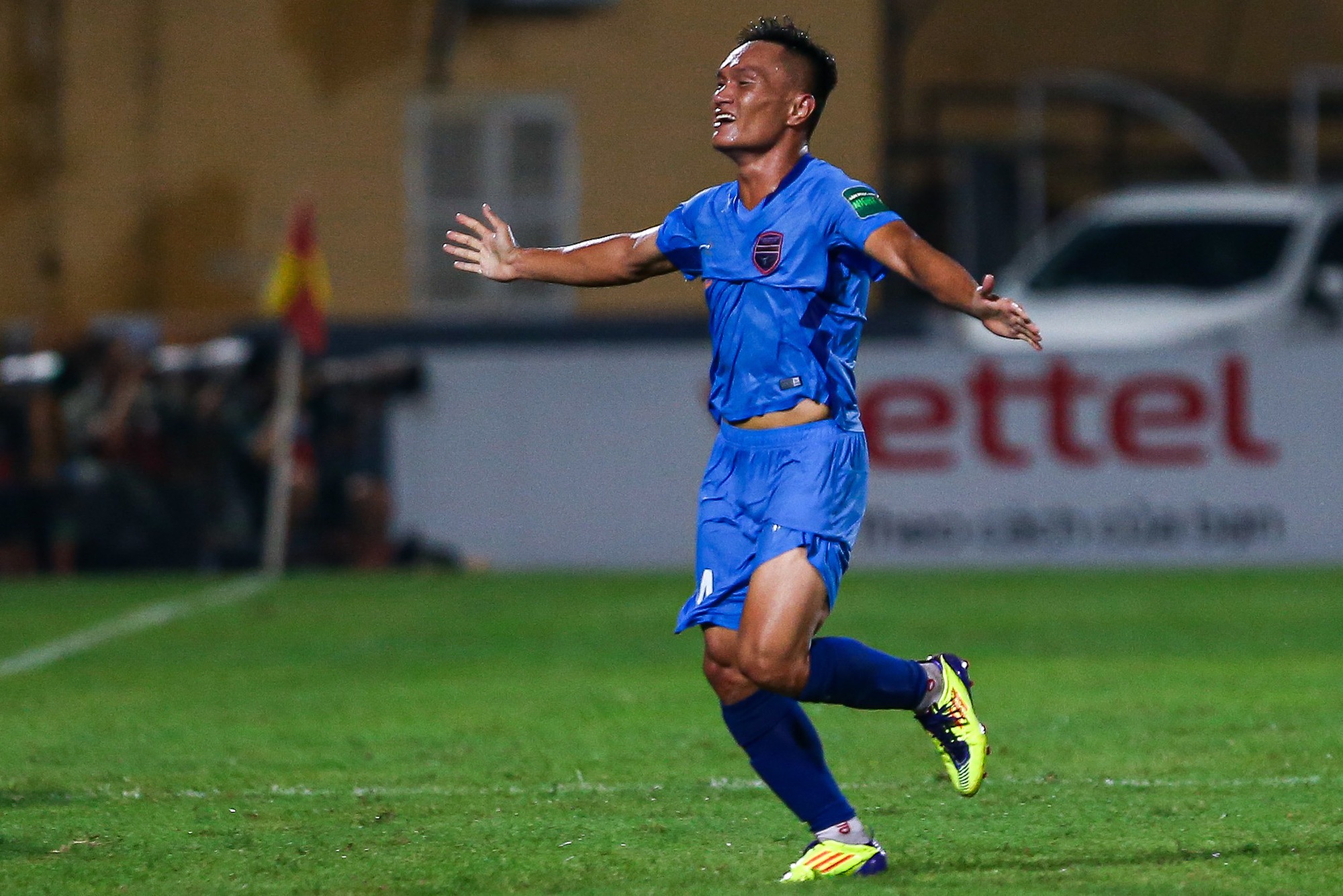 Tiến Linh vui vẻ ôm chầm lấy Hoàng Đức khi hội ngộ trên sân Hàng Đẫy