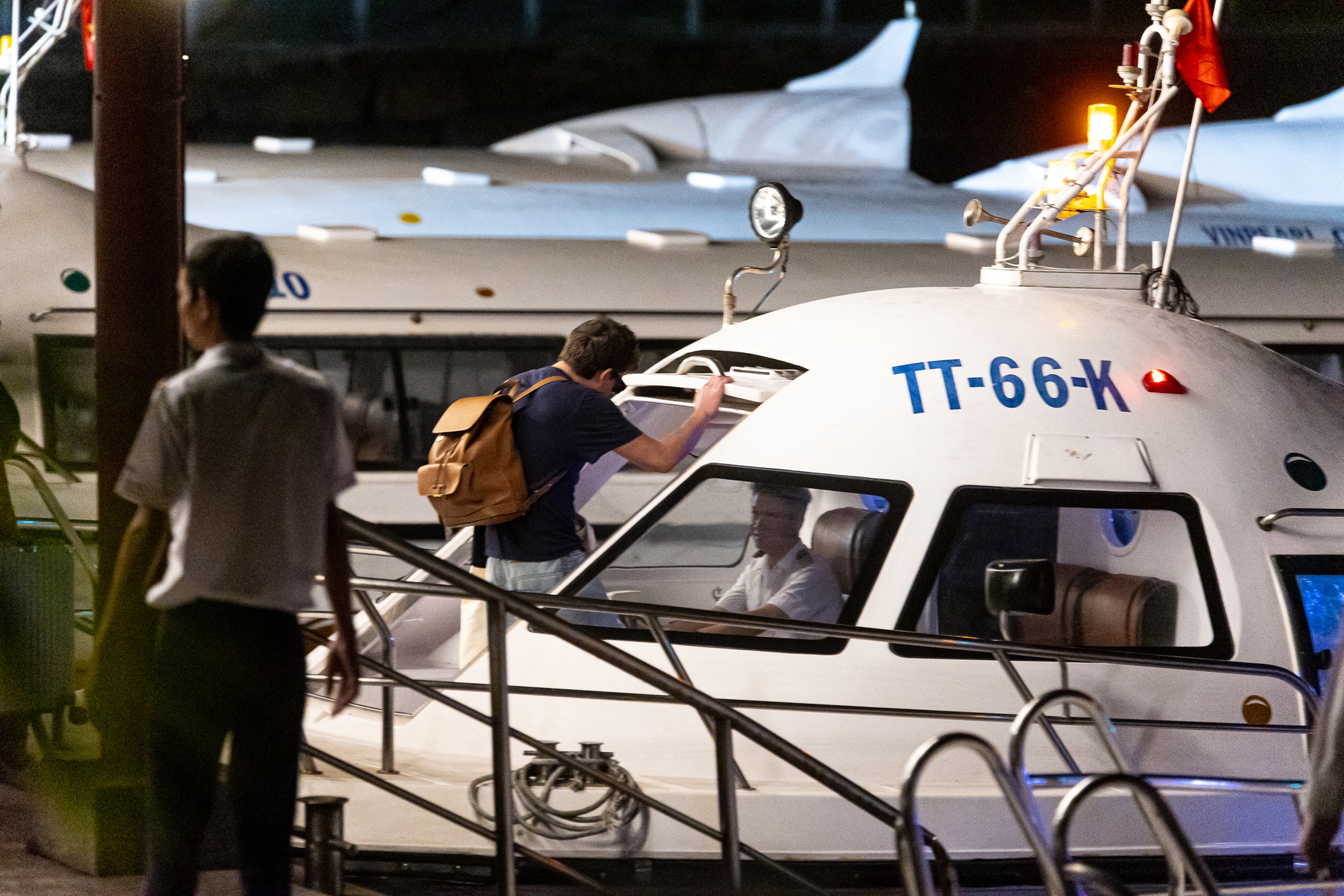 Charlie Puth được hộ tống bằng dàn xe VF9, liên tục có hành động ghi ...