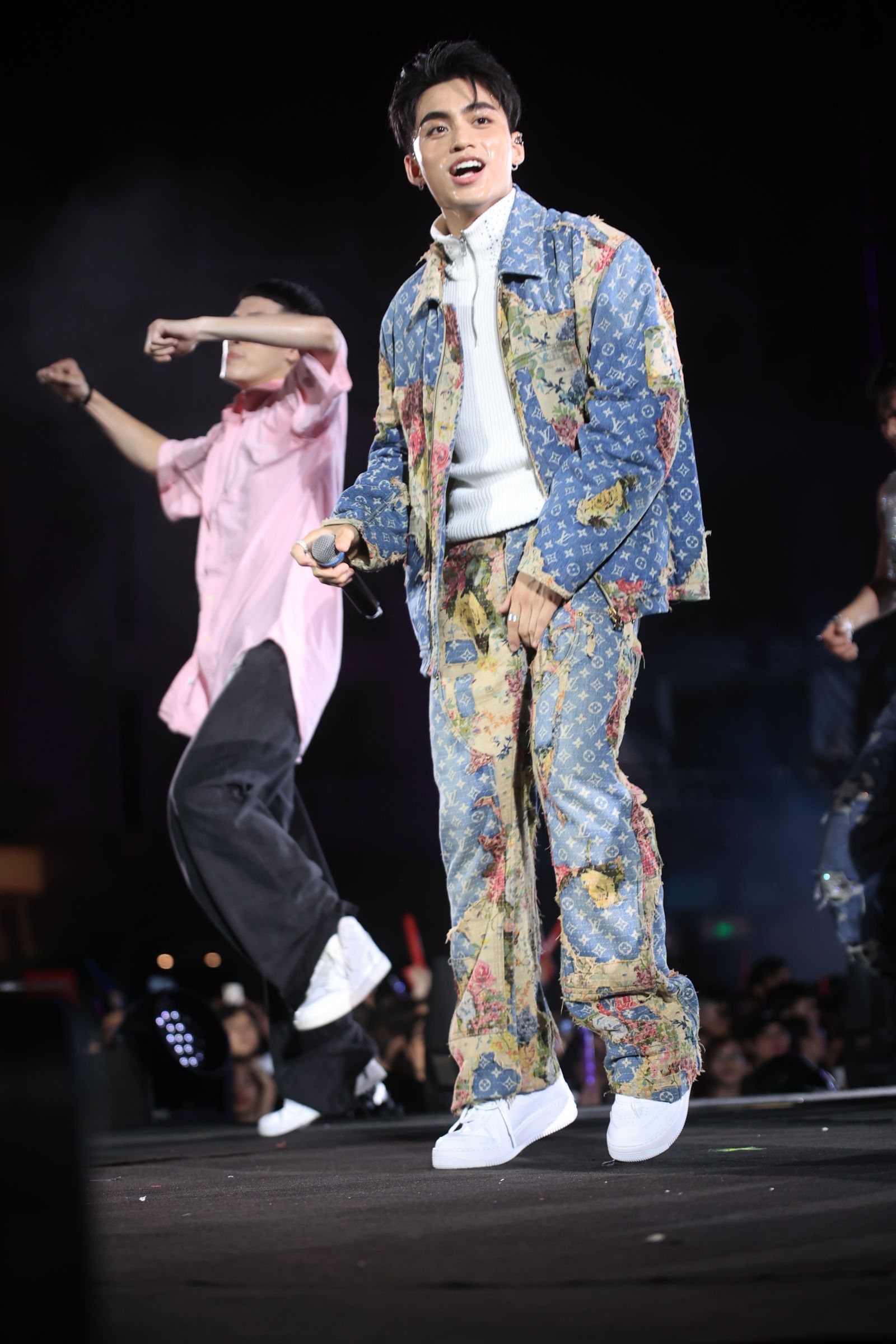 Khi các nghệ sĩ Việt toả sáng trên sân khấu cùng Charlie Puth trên sân ...