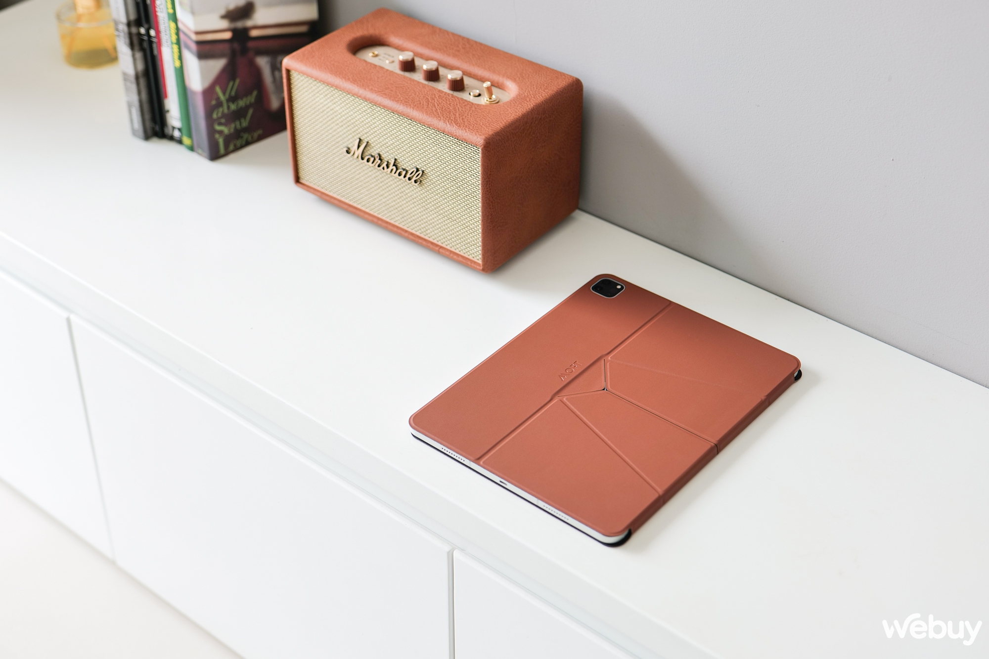 Trên tay MOFT Snap Folio: Ốp lưng kiêm chân đứng gập mở như origami ...