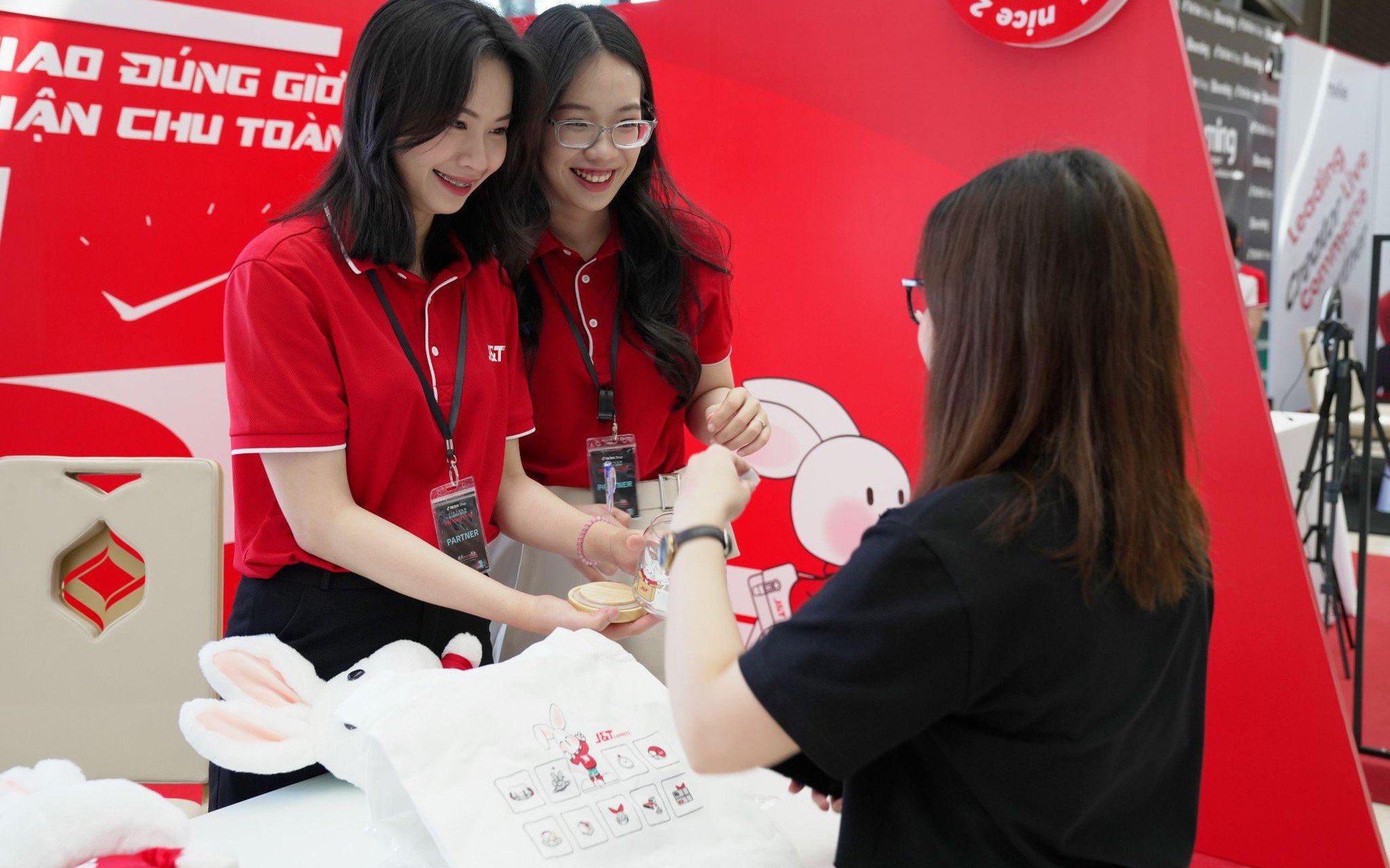 Dịch vụ chuyển phát nhanh của J&T Express thu hút hàng nghìn khách tham quan tại TikTok Shop ...