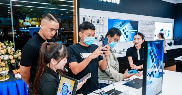 Khách hàng nô nức đến SamZone thuộc Thế Giới Di Động để nhận và trải ...